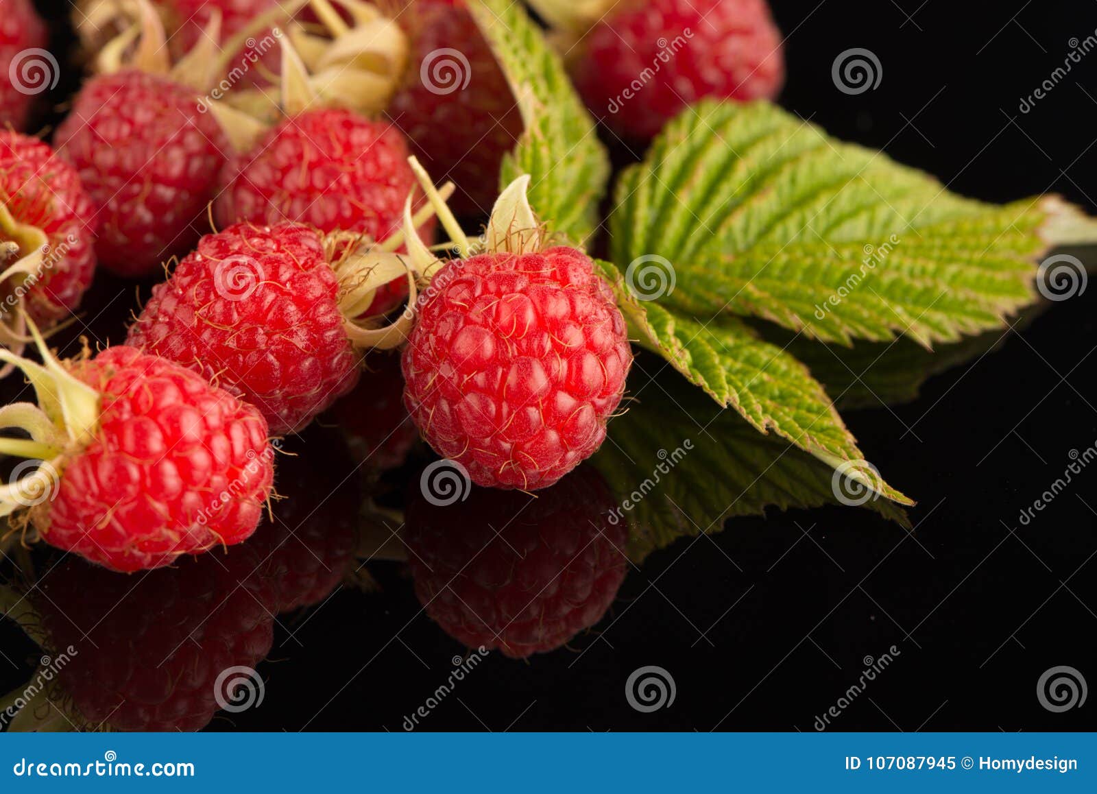 Frambuesas frescas imagen de archivo. Imagen de efecto - 107087945