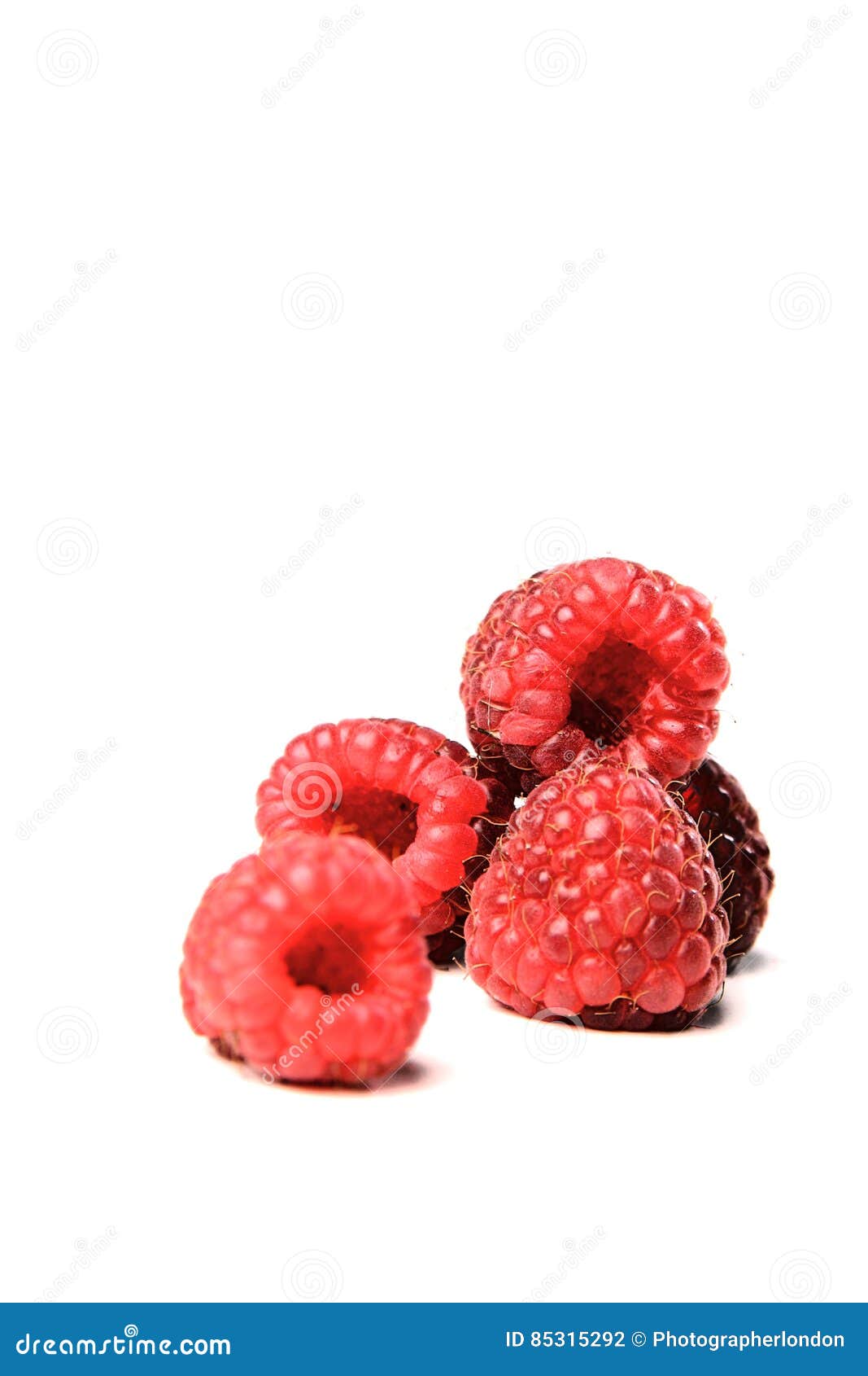 Frambuesas Rojas En El Fondo Blanco Foto de archivo - Imagen de salud ...