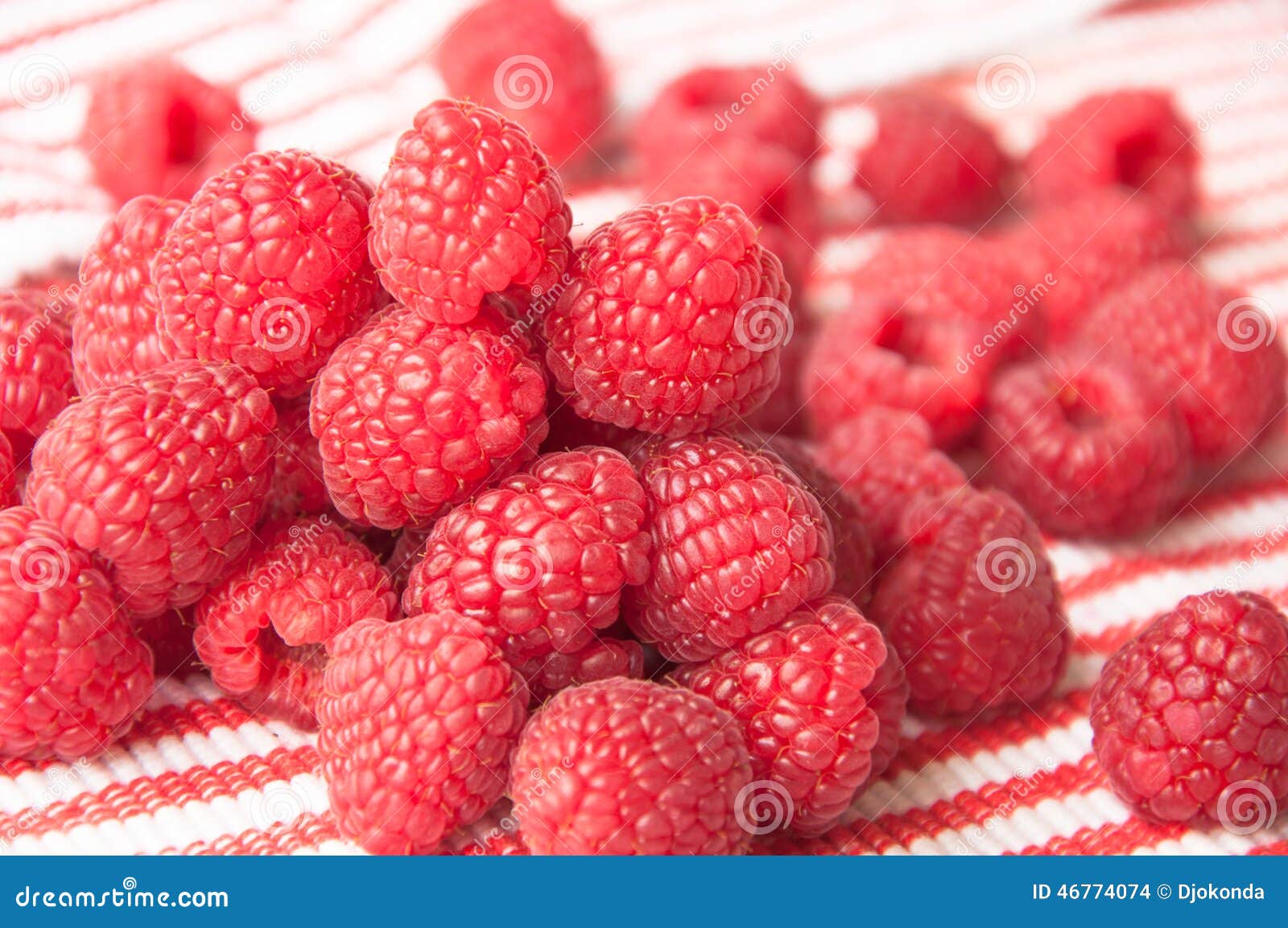 Frambuesas Rojas Hermosas En Una Luz Rayada Foto de archivo - Imagen de ...