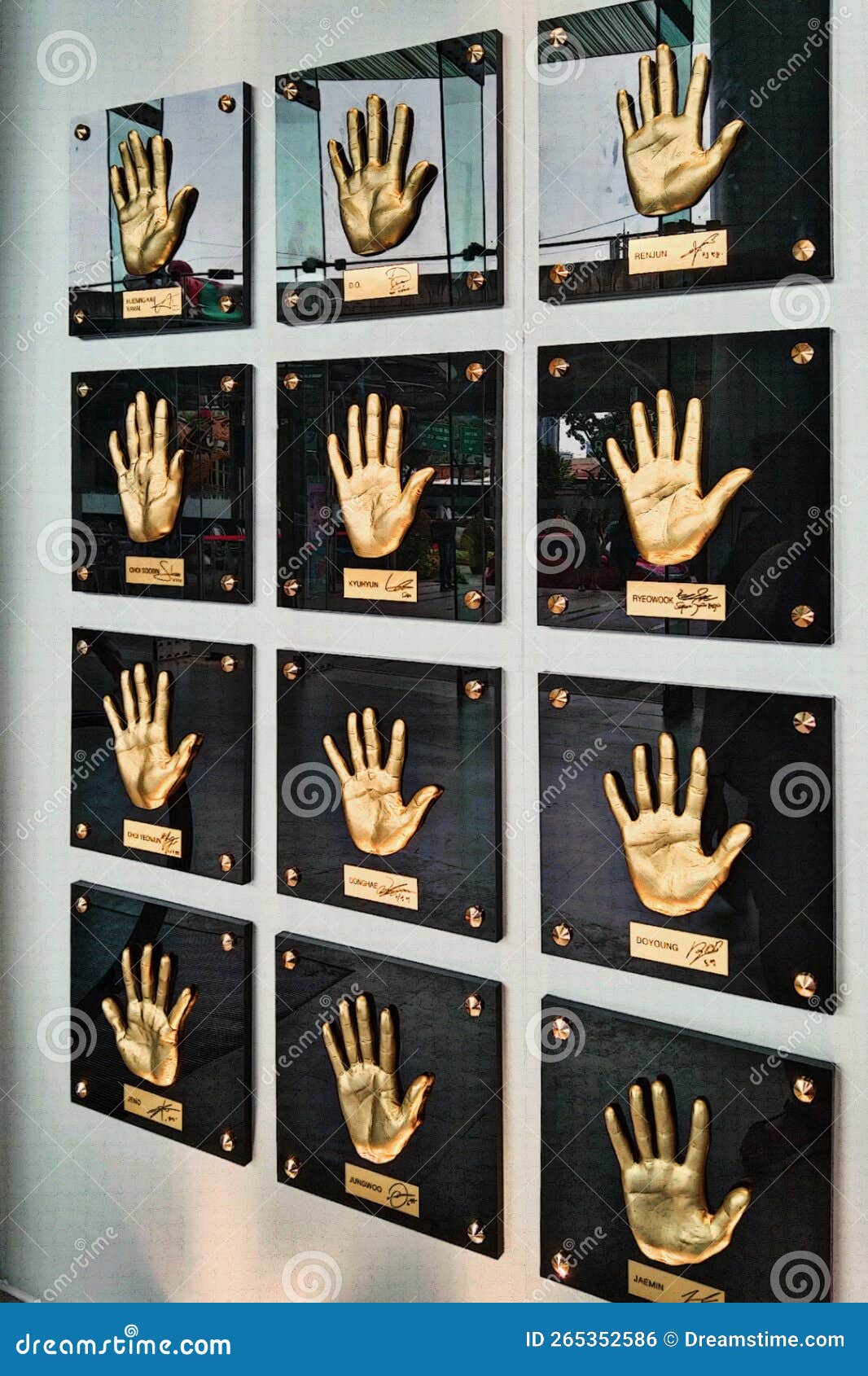 Frame - Finger Painting Member Kpop Editorial Photo - Image of finger ...