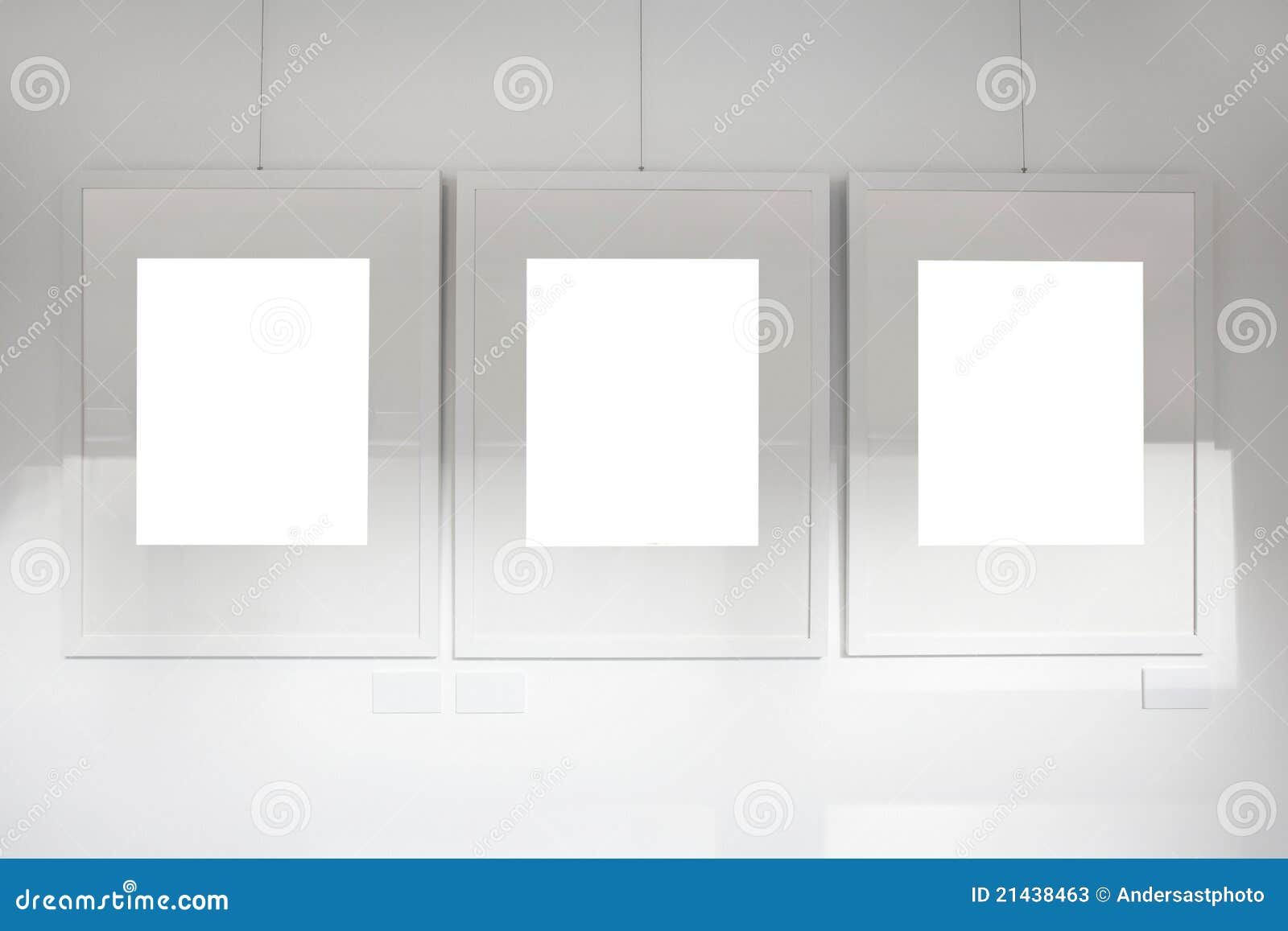 Frames Em Branco Na Parede Do Branco Da Galeria De Arte Imagem de Stock ...