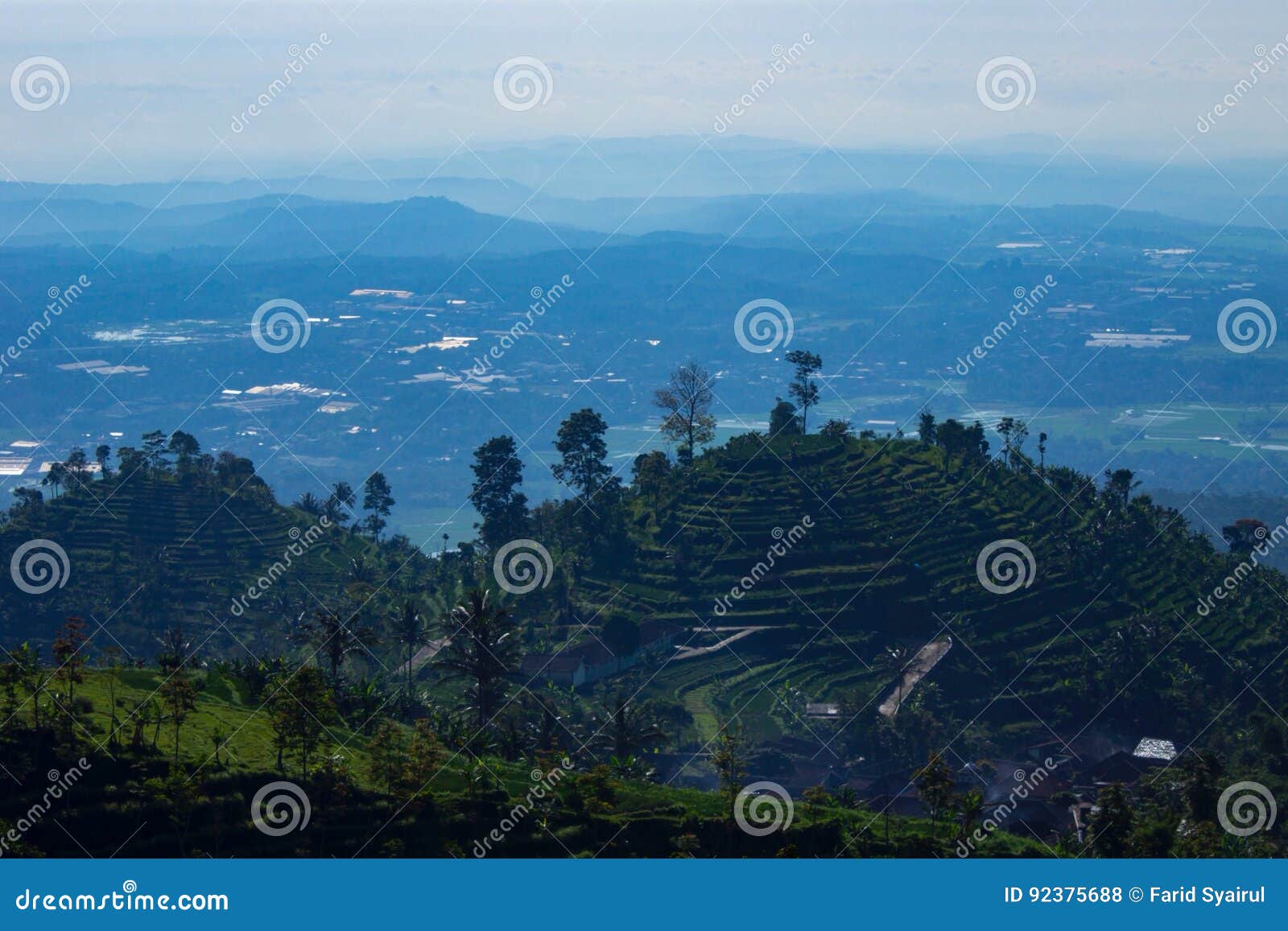 Framland fotografia stock. Immagine di terra, cielo, montagna - 92375688