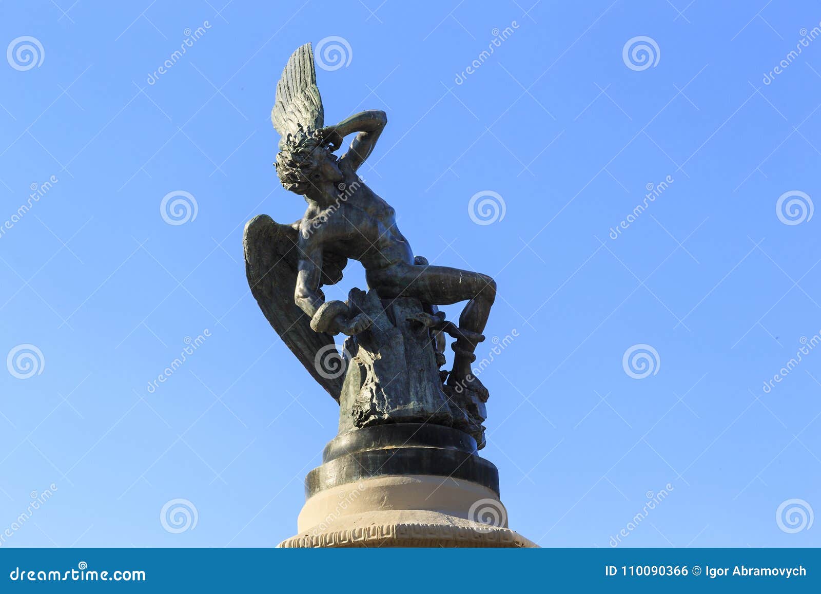 Frammento Del Monumento All'angelo Caduto, Madrid Fotografia Editoriale ...