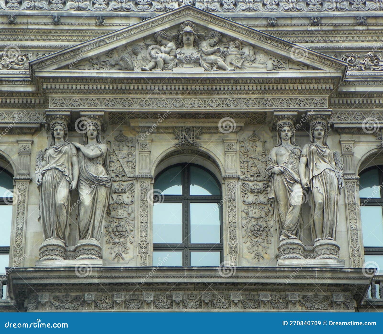 France Paris Rue De Rivoli El Pedimento Del Edificio Louvre Imagen de ...