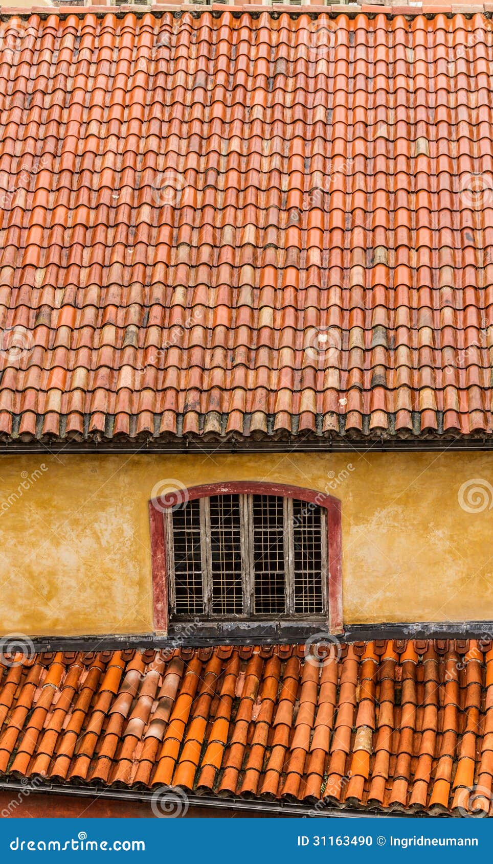 Frances Rustiques De La Provence De Tuiles De Toit Photo stock - Image ...