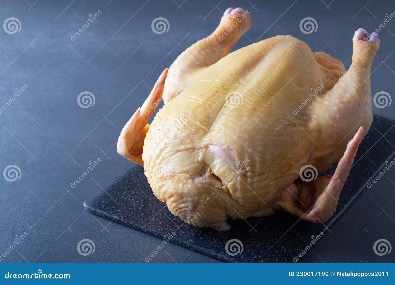 Frango Cru Em Mesa Cinzenta Imagem de Stock - Imagem de tabela ...
