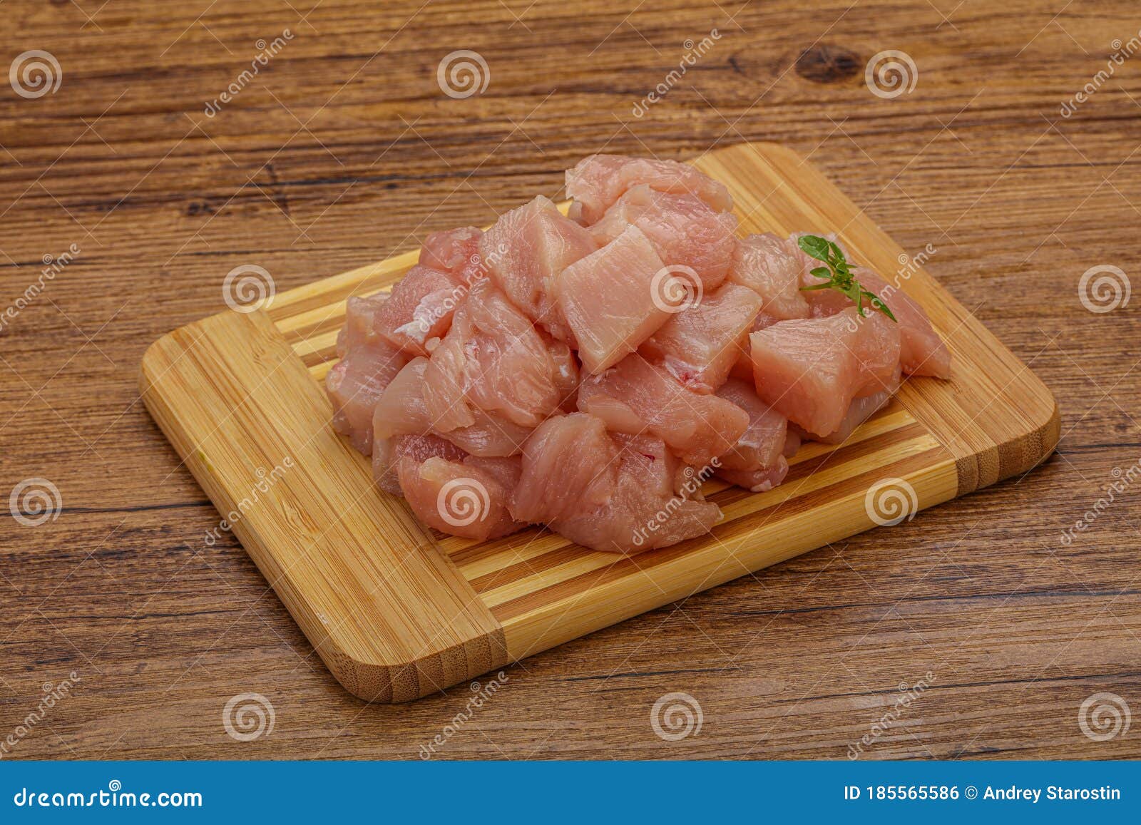 Frango Cru Picado Para Cozinhar Foto de Stock - Imagem de cortado ...