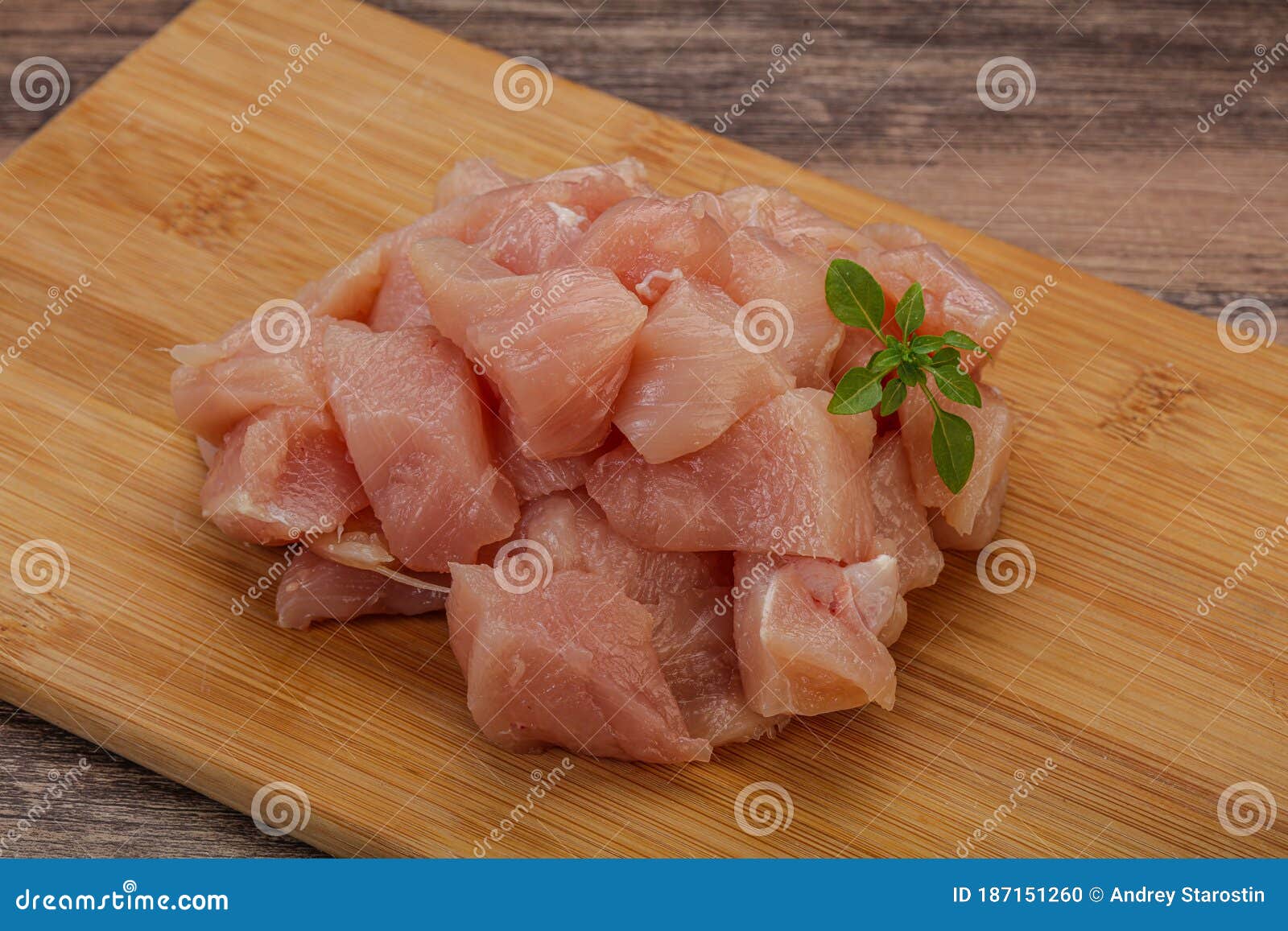 Frango Cru Picado Para Cozinhar Foto de Stock - Imagem de pilha, placa ...