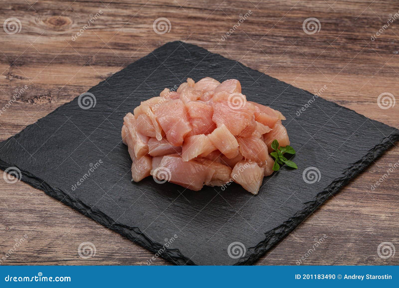 Frango Cru Picado Para Cozinhar Foto de Stock - Imagem de madeira ...