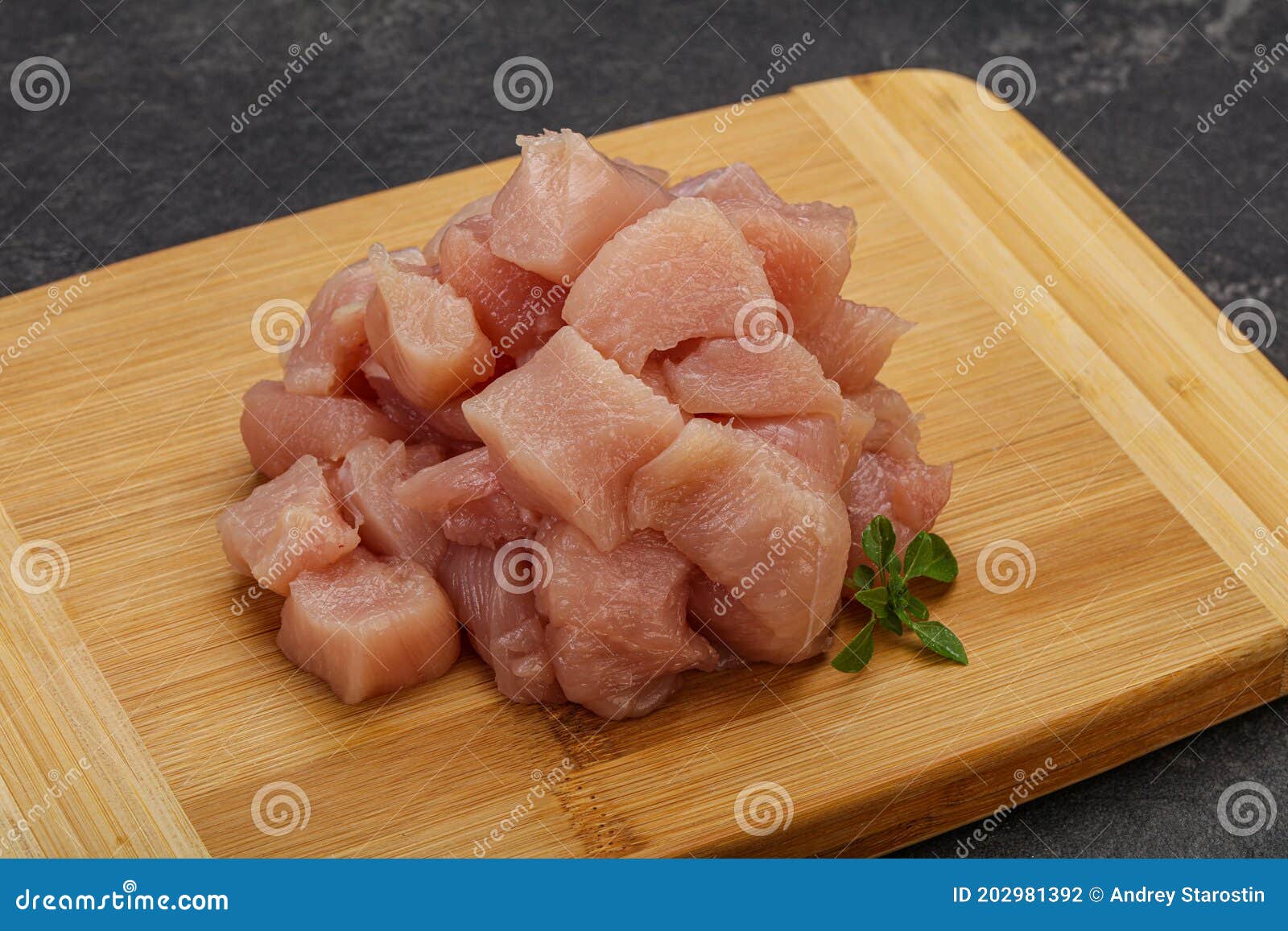 Frango Cru Picado Para Cozinhar Foto de Stock - Imagem de cortado ...