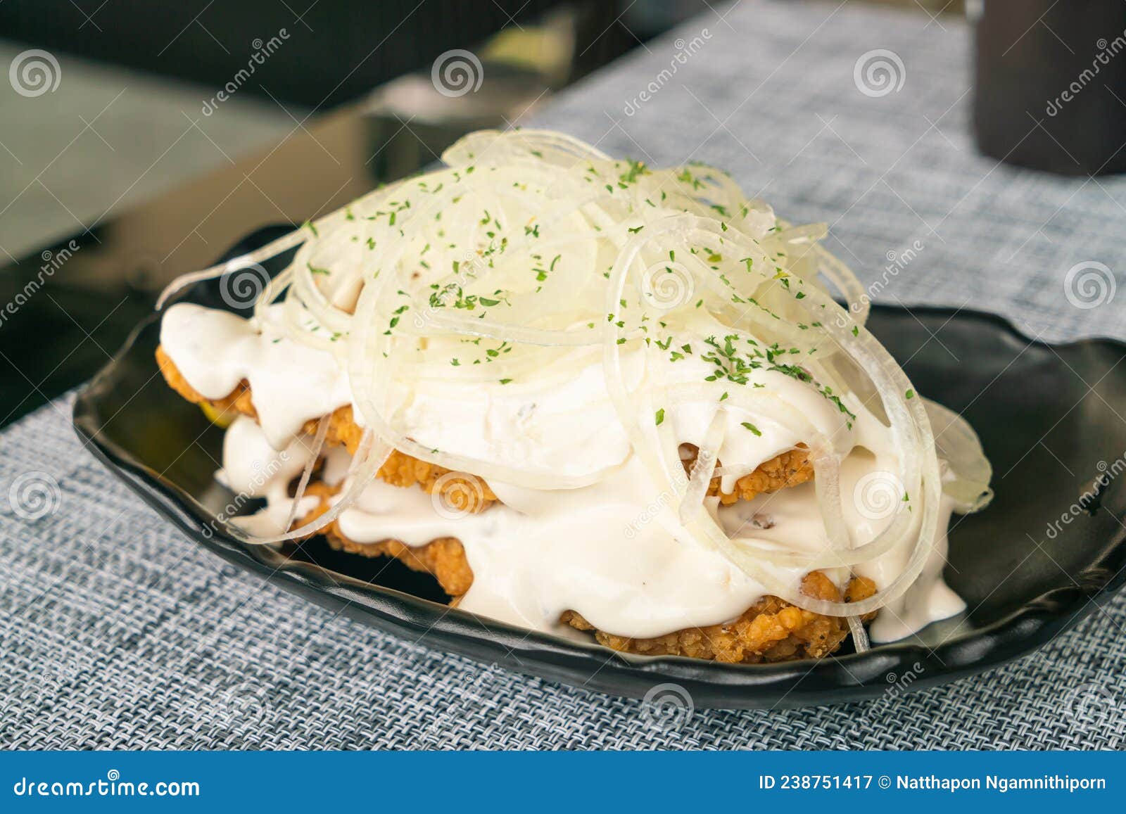 Frango Frito Coreano Com Molho Cremoso De Cebola Imagem de Stock ...