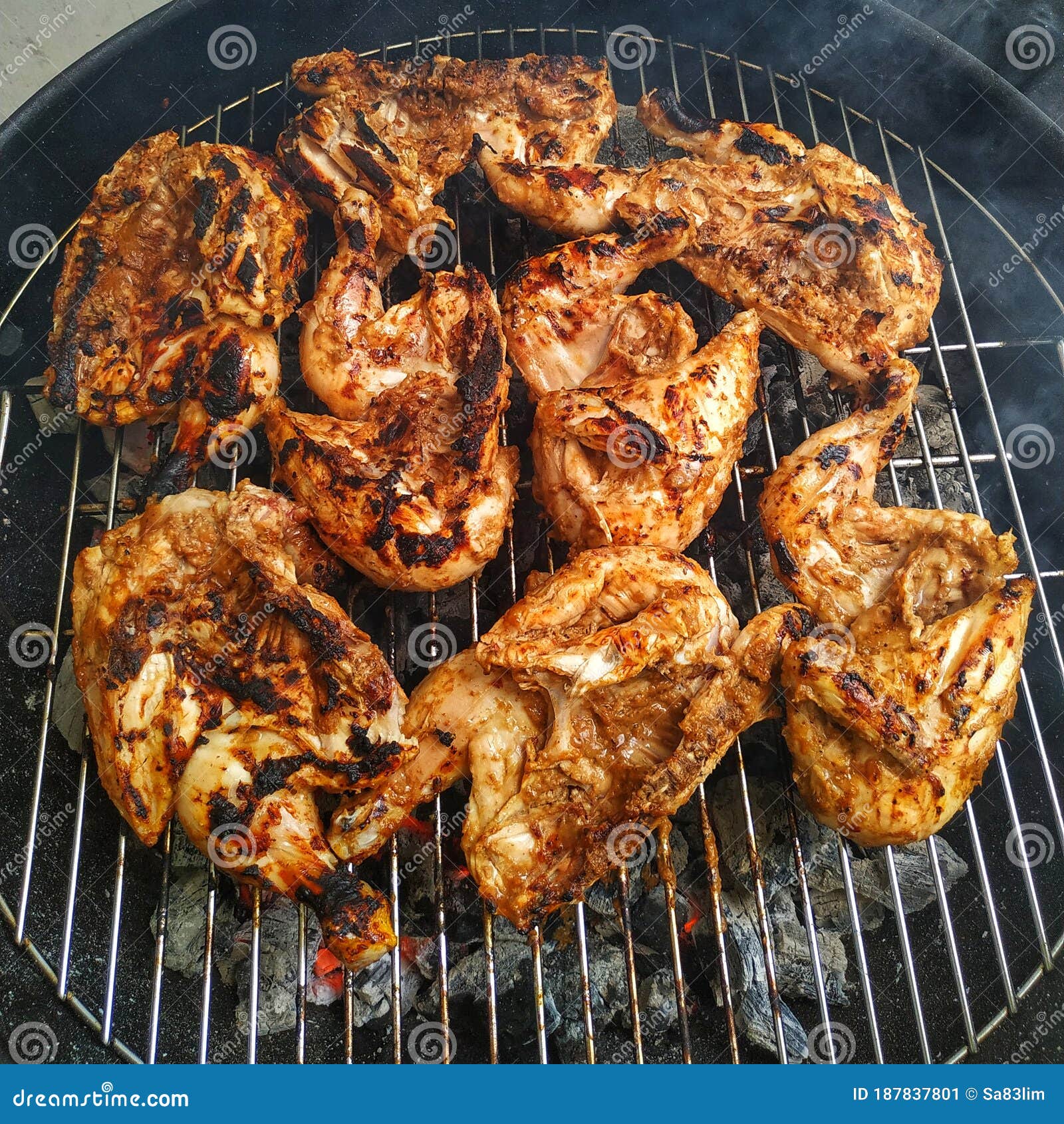 Frango grelhado na grelha imagem de stock. Imagem de prato - 187837801