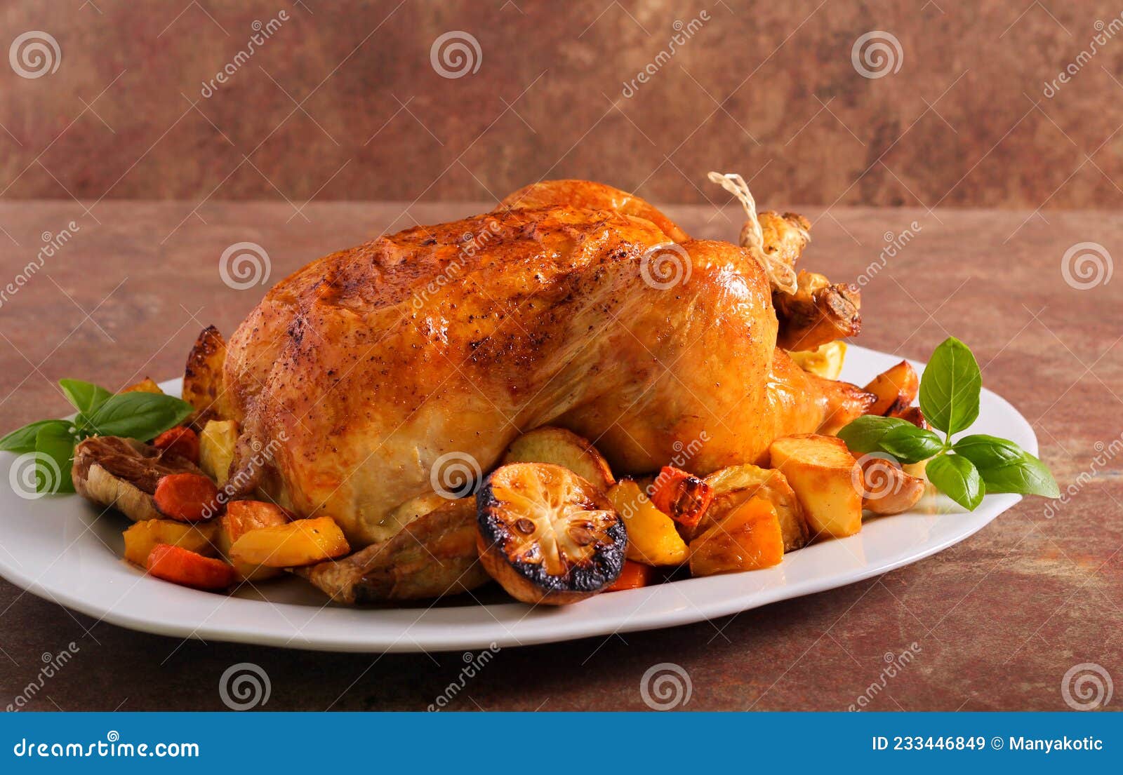 Frango inteiro cozido imagem de stock. Imagem de assado - 233446849
