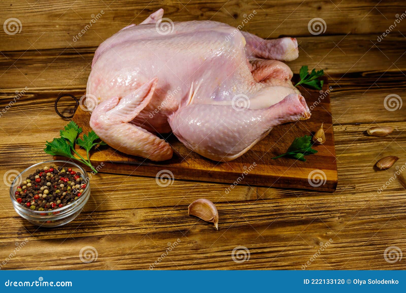 Frango Inteiro Cru Com Especiarias Em Mesa De Madeira Foto de Stock ...