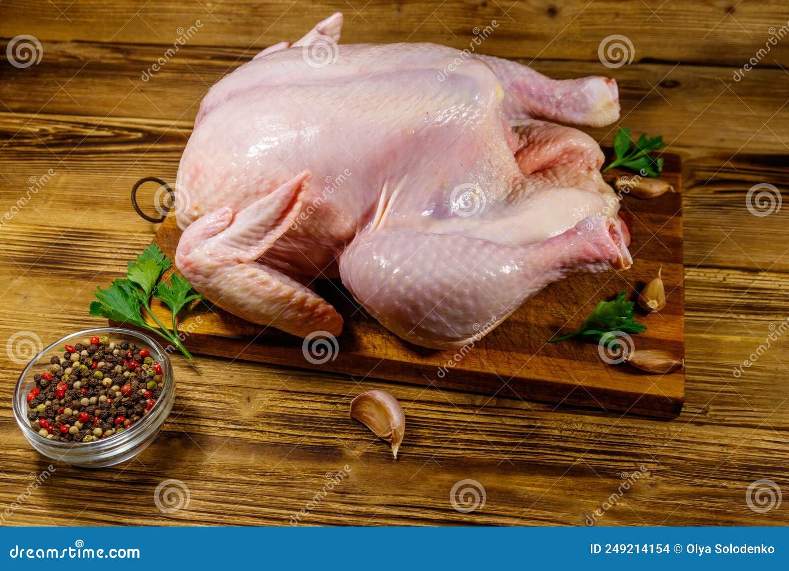 Frango Inteiro Cru Com Especiarias Em Mesa De Madeira Foto de Stock ...