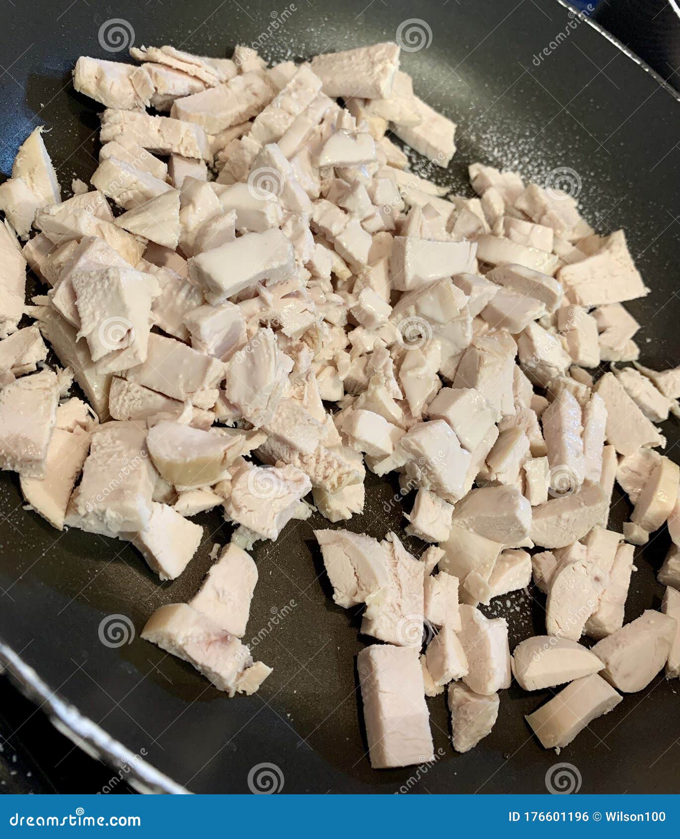 Frango picado numa panela foto de stock. Imagem de preparar - 176601196