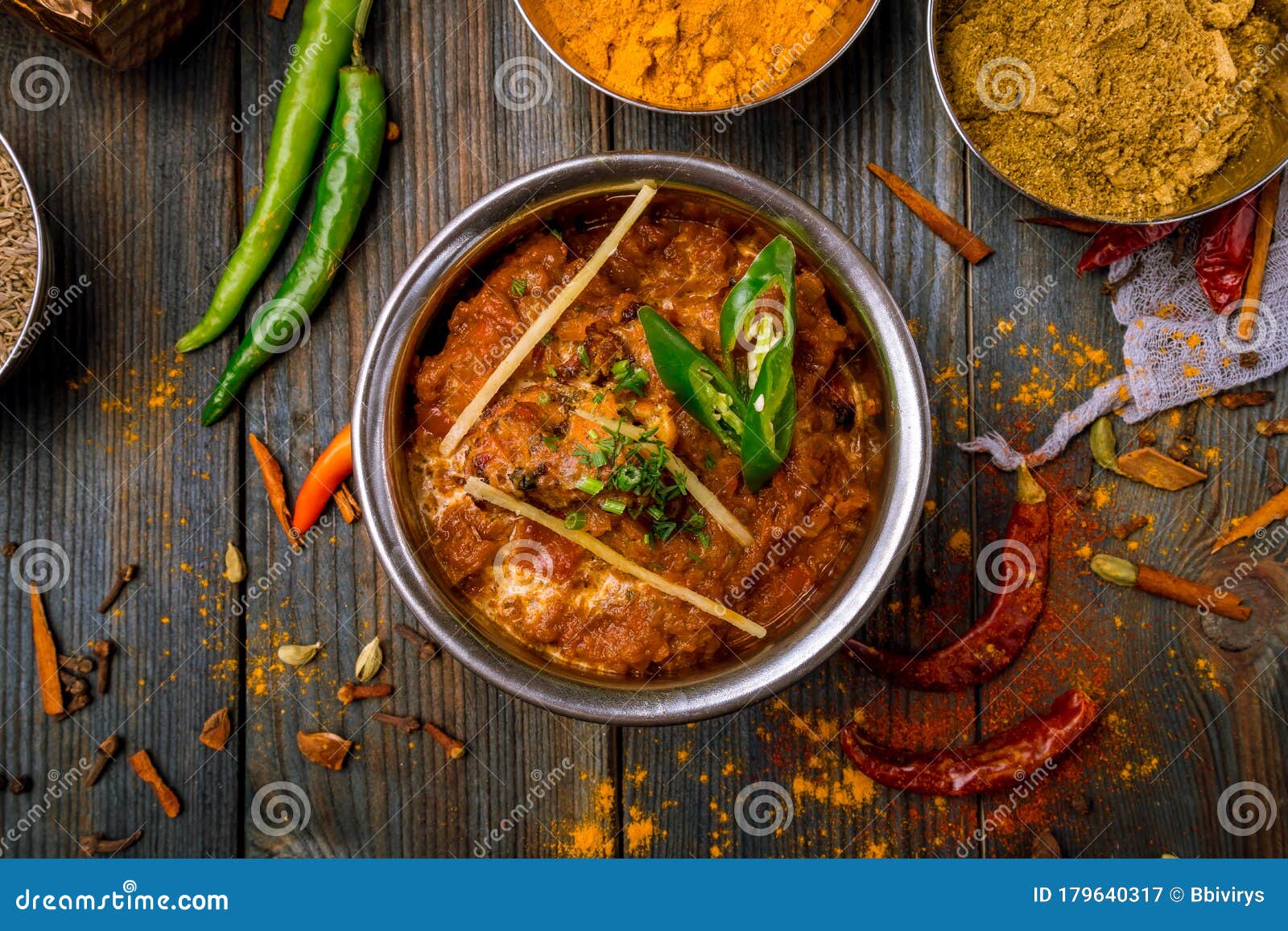 Frango Tikka Masala, Comida Indiana Em Fundo De Madeira Com Tempero ...