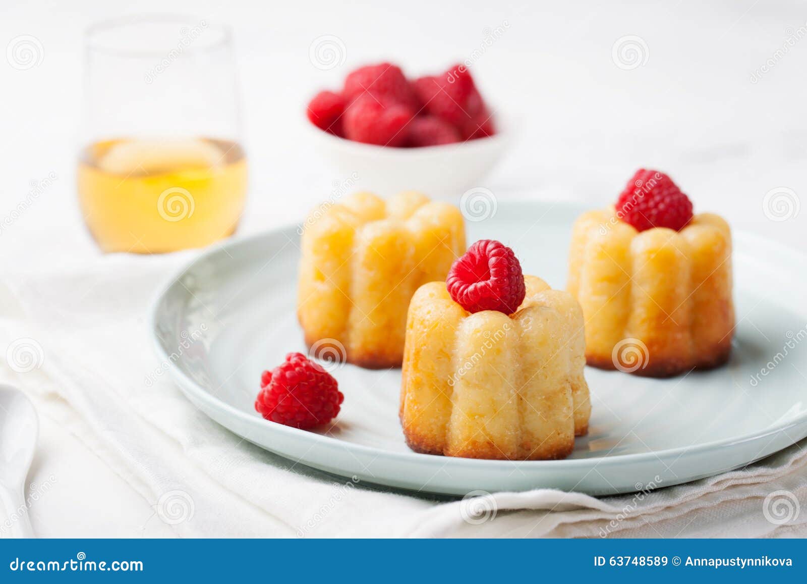Frans Dessert, Cakes, Caneles, Rumbaba Stock Afbeelding - Image of ...