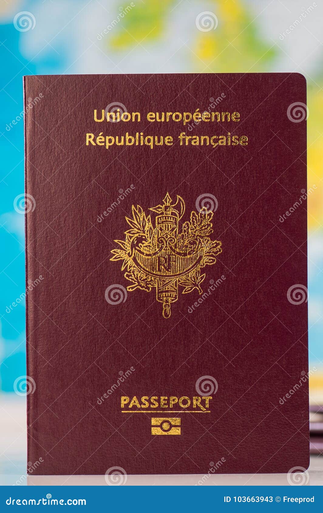 Frans Paspoort Op Kaartachtergrond Stock Afbeelding - Image of ...