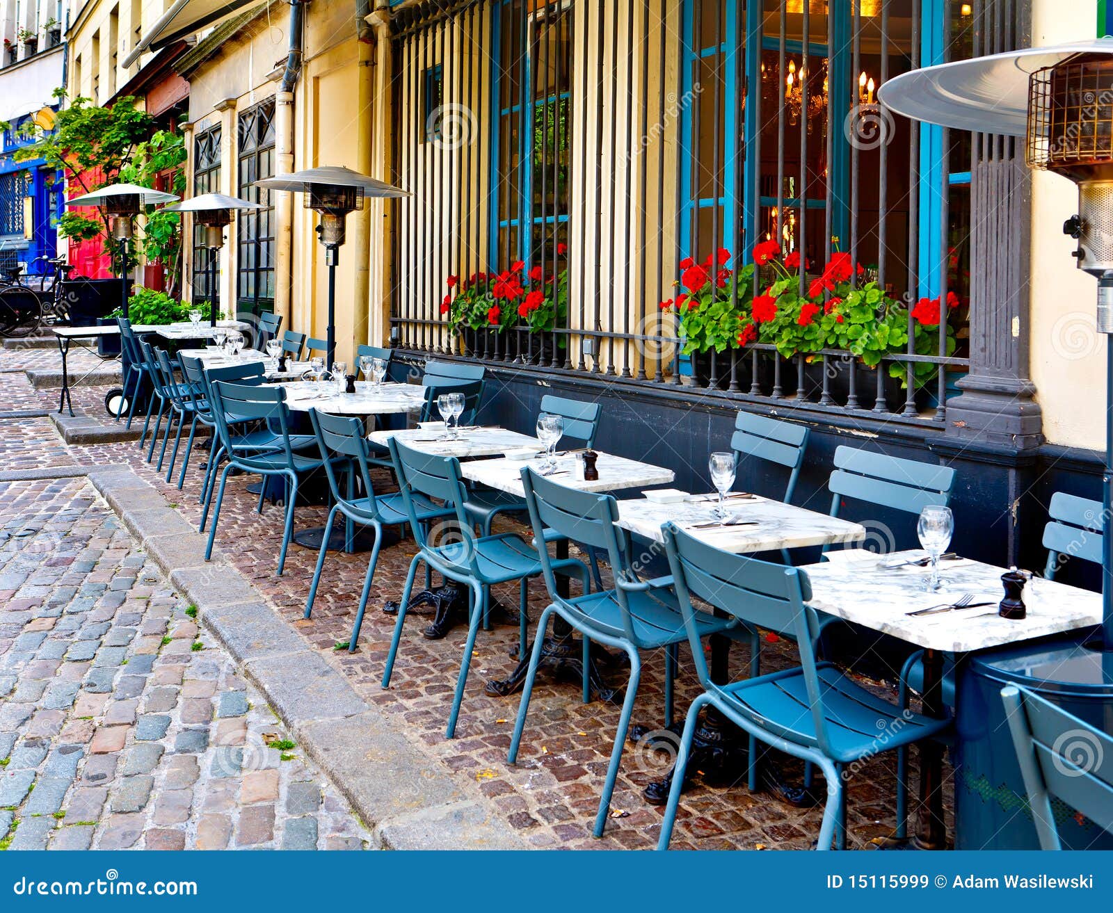 Frans restaurant stock afbeelding. Image of lijst, stoelen - 15115999