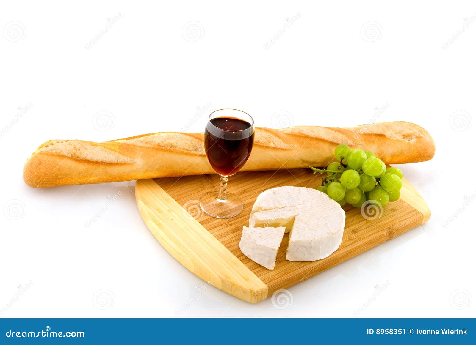 Franse kaas met rode wijn stock afbeelding. Afbeelding bestaande uit ...