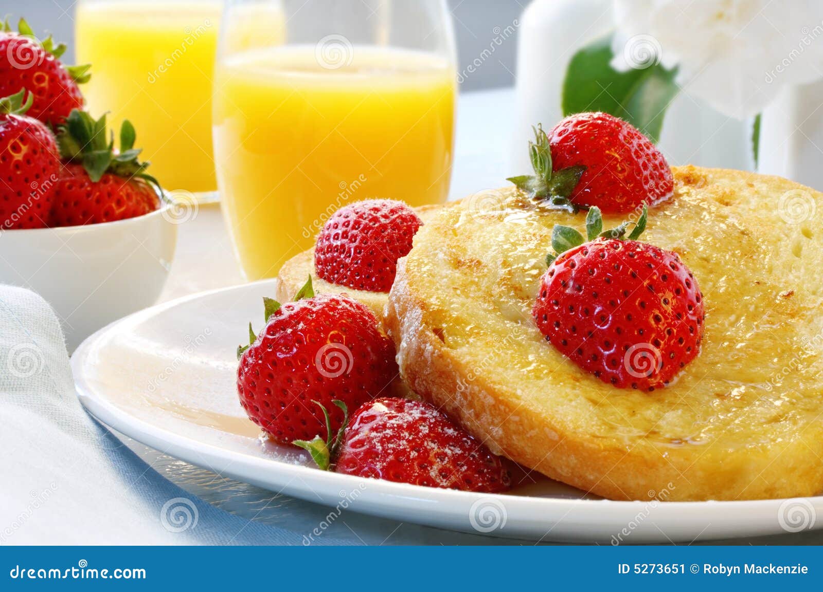 Franse Toost met Aardbeien stock afbeelding. Image of gebraden - 5273651