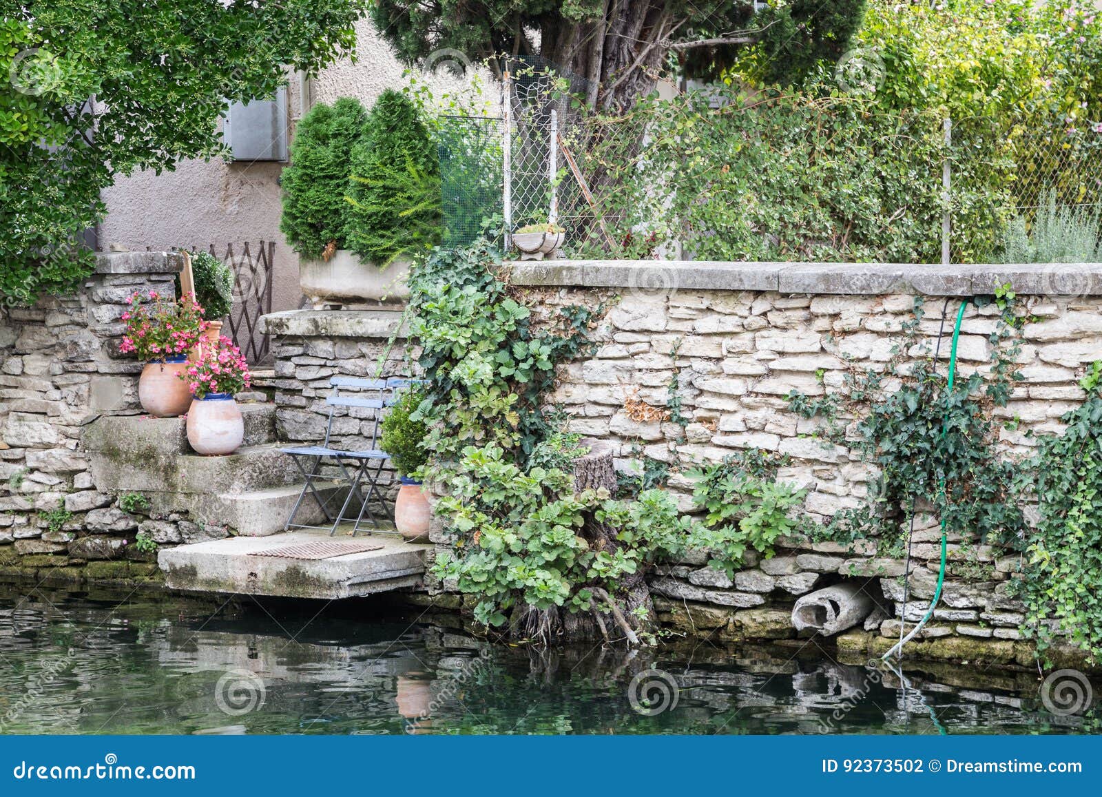 Franse tuin in de Provence stock foto. Image of reis - 92373502