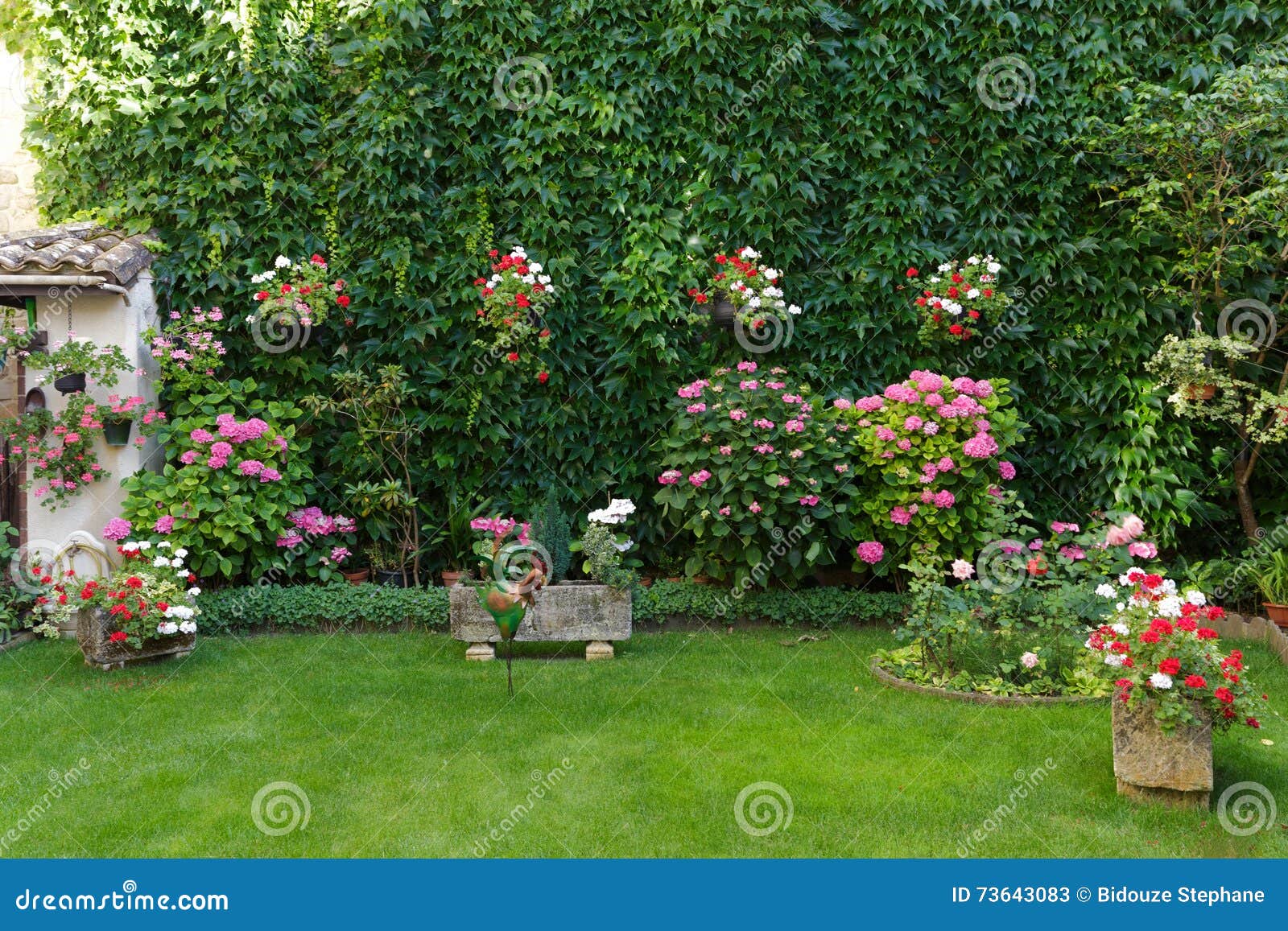 Franse tuin in oude stad stock afbeelding. Image of gazon - 73643083