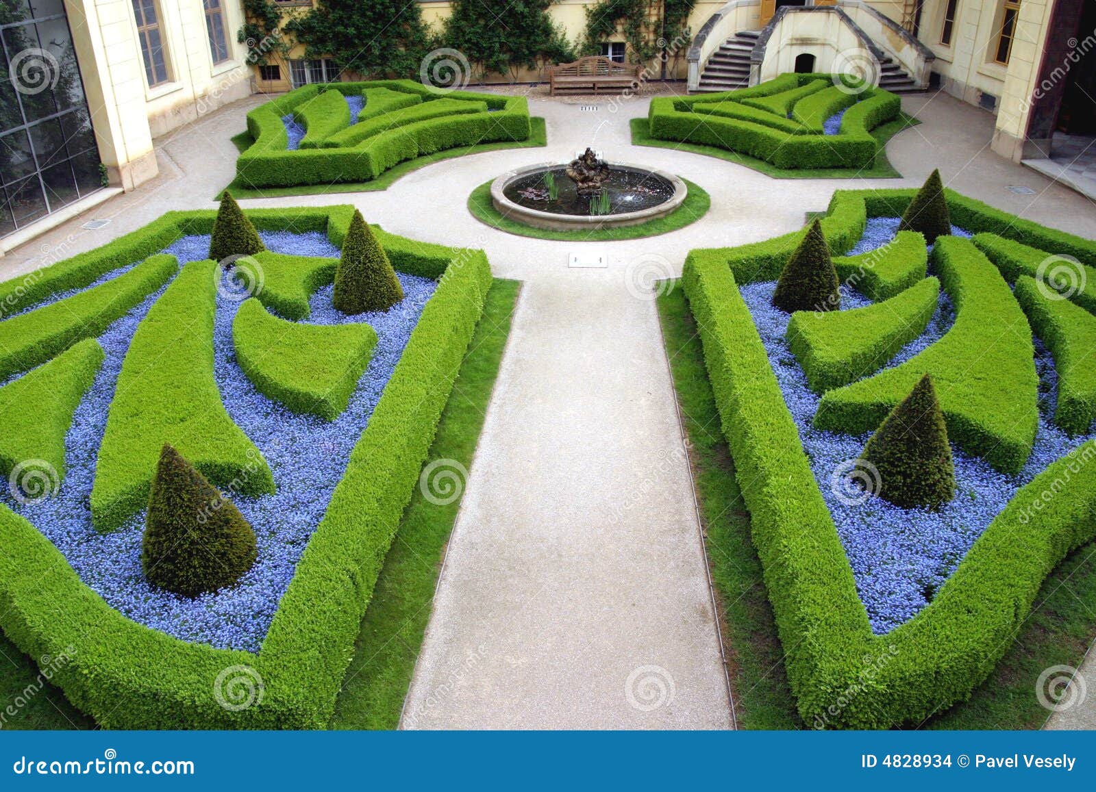 Franse tuinen in Praag stock foto. Image of vormen, fontein - 4828934