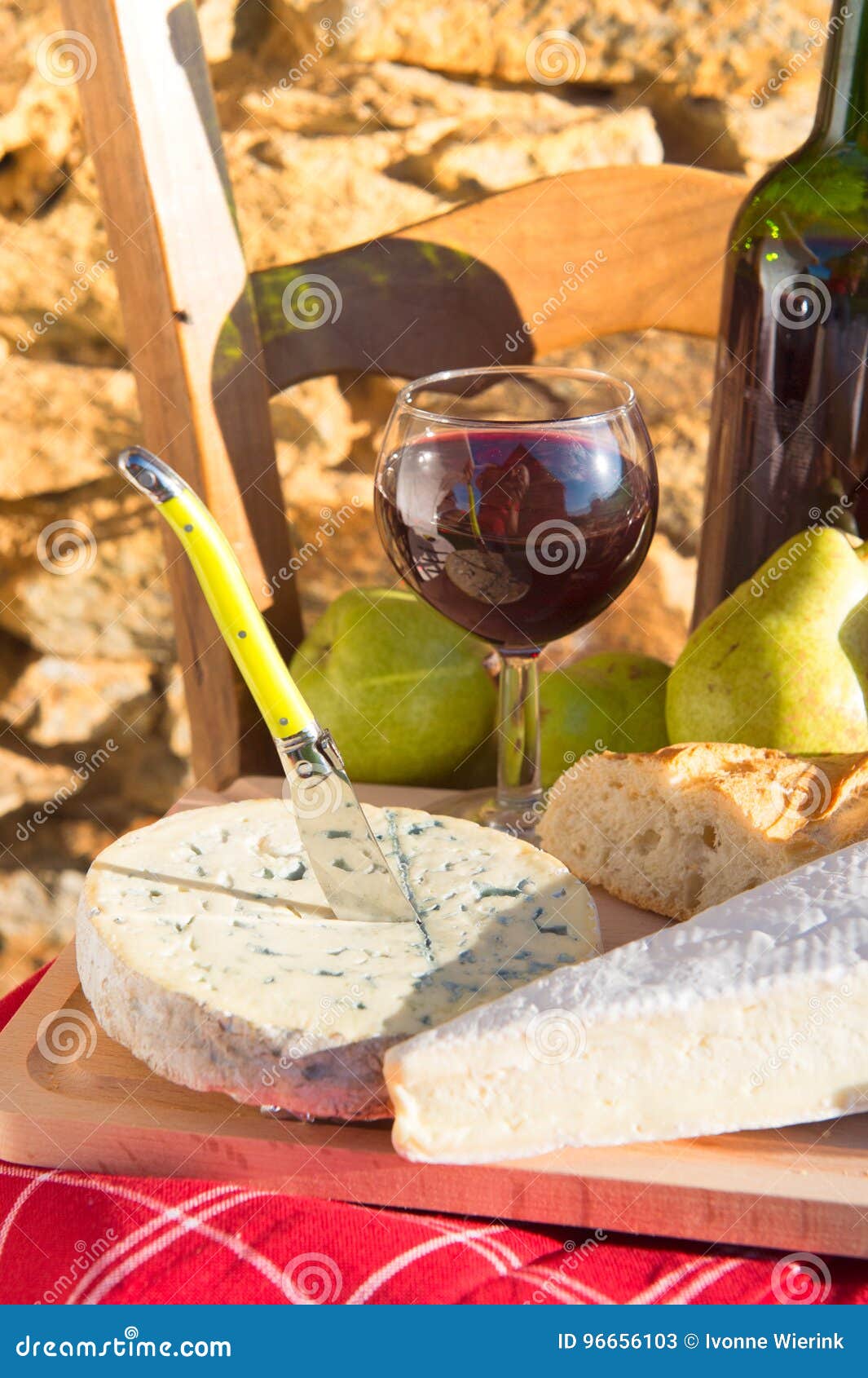 Franse wijn en kaas stock afbeelding. Image of brie, openlucht - 96656103