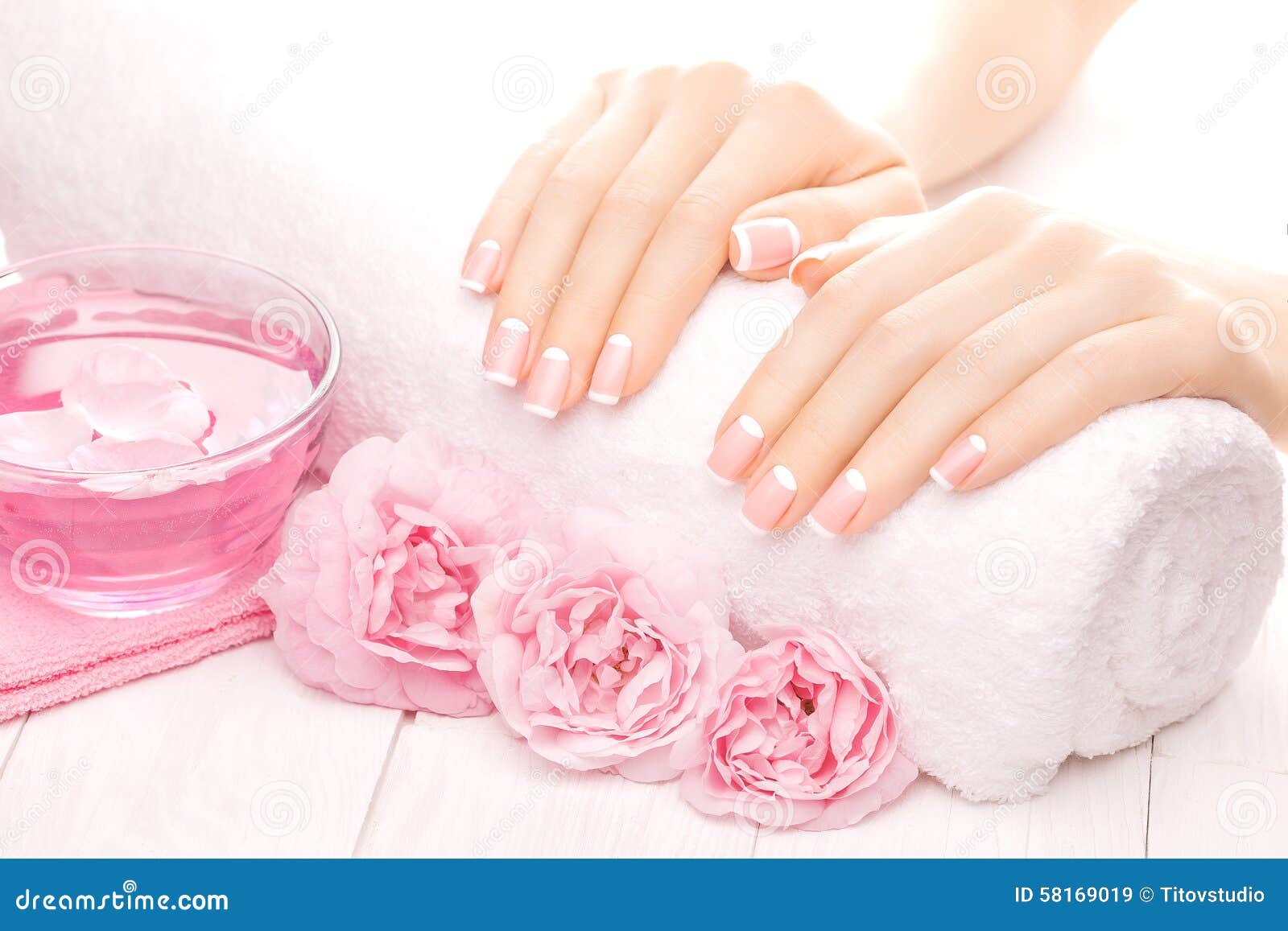 Fransk Manikyr Med Steg Blommor Spa Fotografering för Bildbyråer - Bild ...