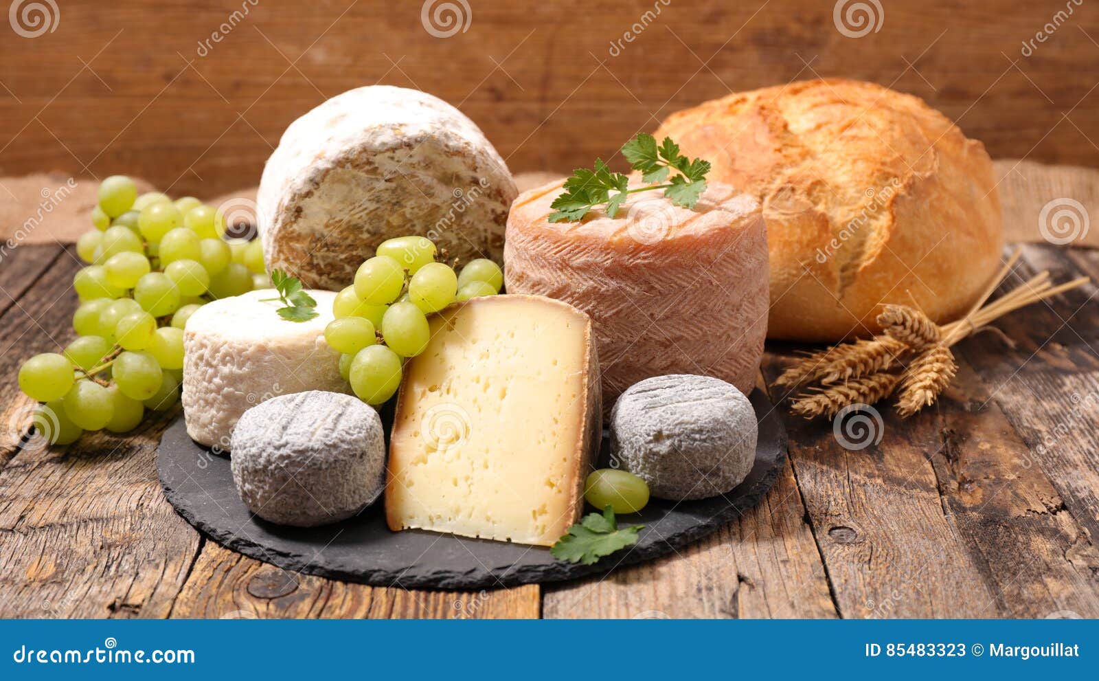 Fransk ost fotografering för bildbyråer. Bild av avbrottet - 85483323