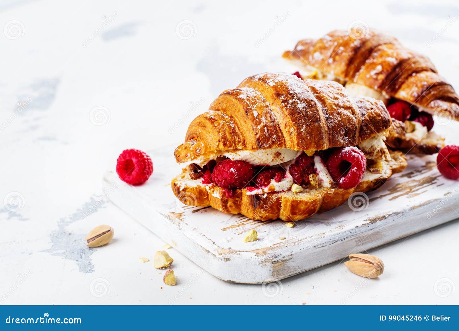 Franska Giffel Med Gräddost Och Hallonet Arkivfoto - Bild av driftstopp ...