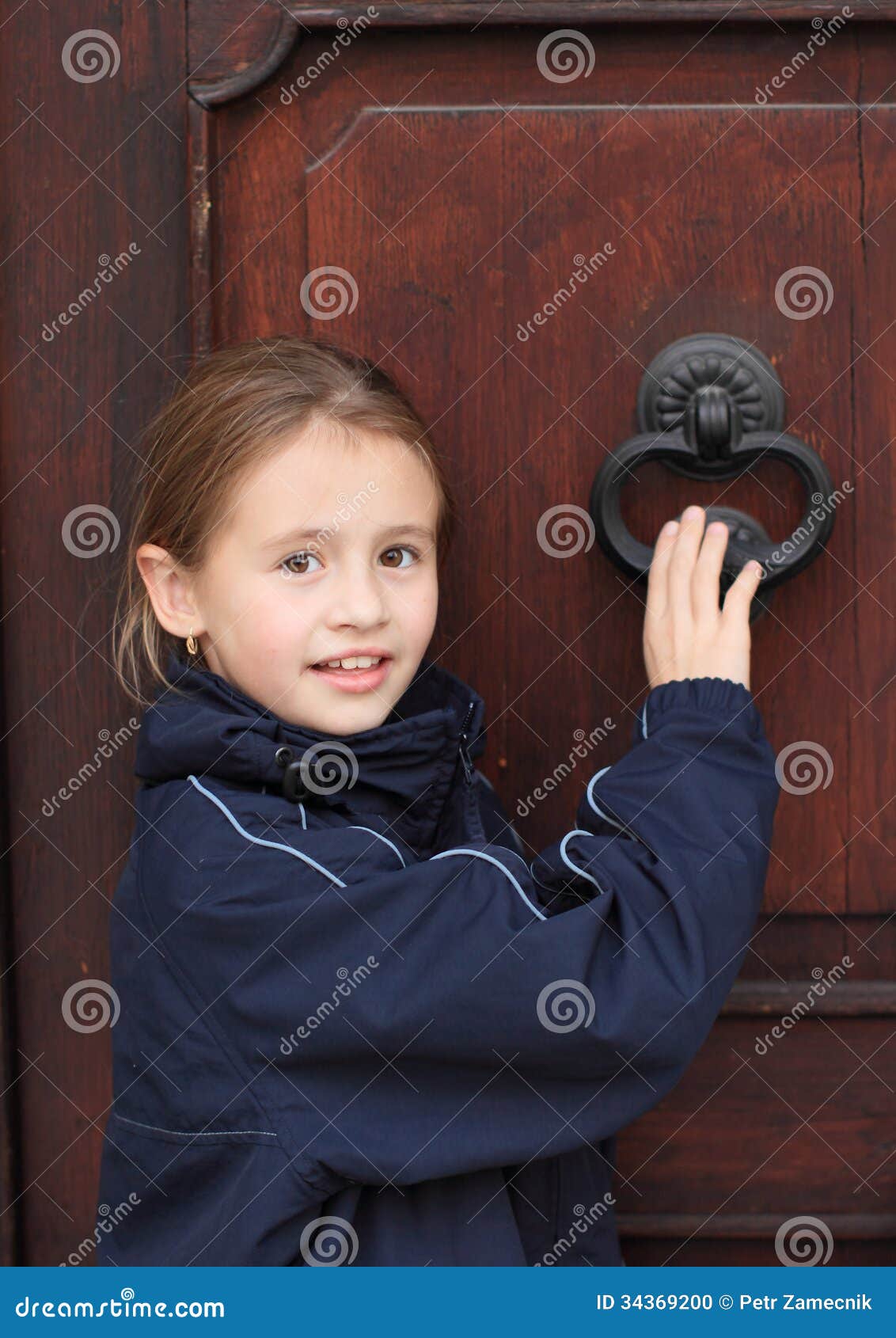 Frappement sur la porte photo stock. Image du coups, sourire - 34369200
