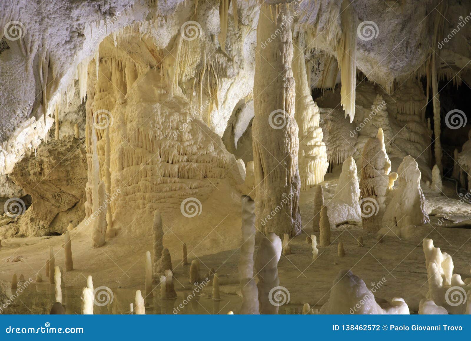 Frasassi caves editorial photography. Image of caverns - 138462572
