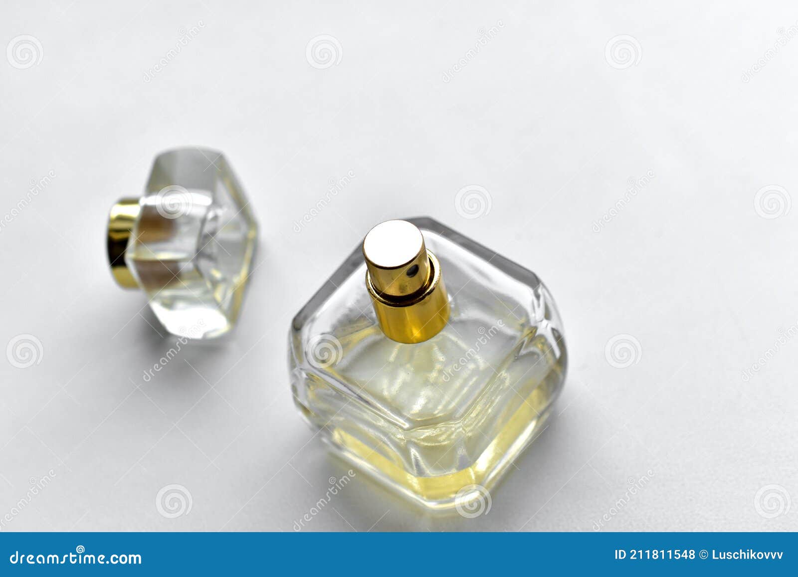 Frasco Amarillo De Perfume Sobre Fondo Blanco Foto de archivo - Imagen ...