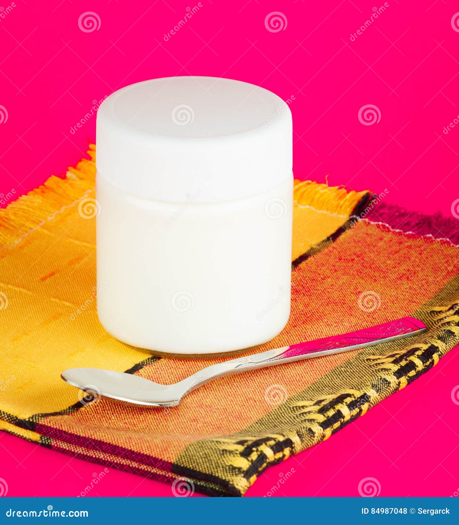 Frasco Com O Iogurte No Fundo Cor-de-rosa Foto de Stock - Imagem de ...