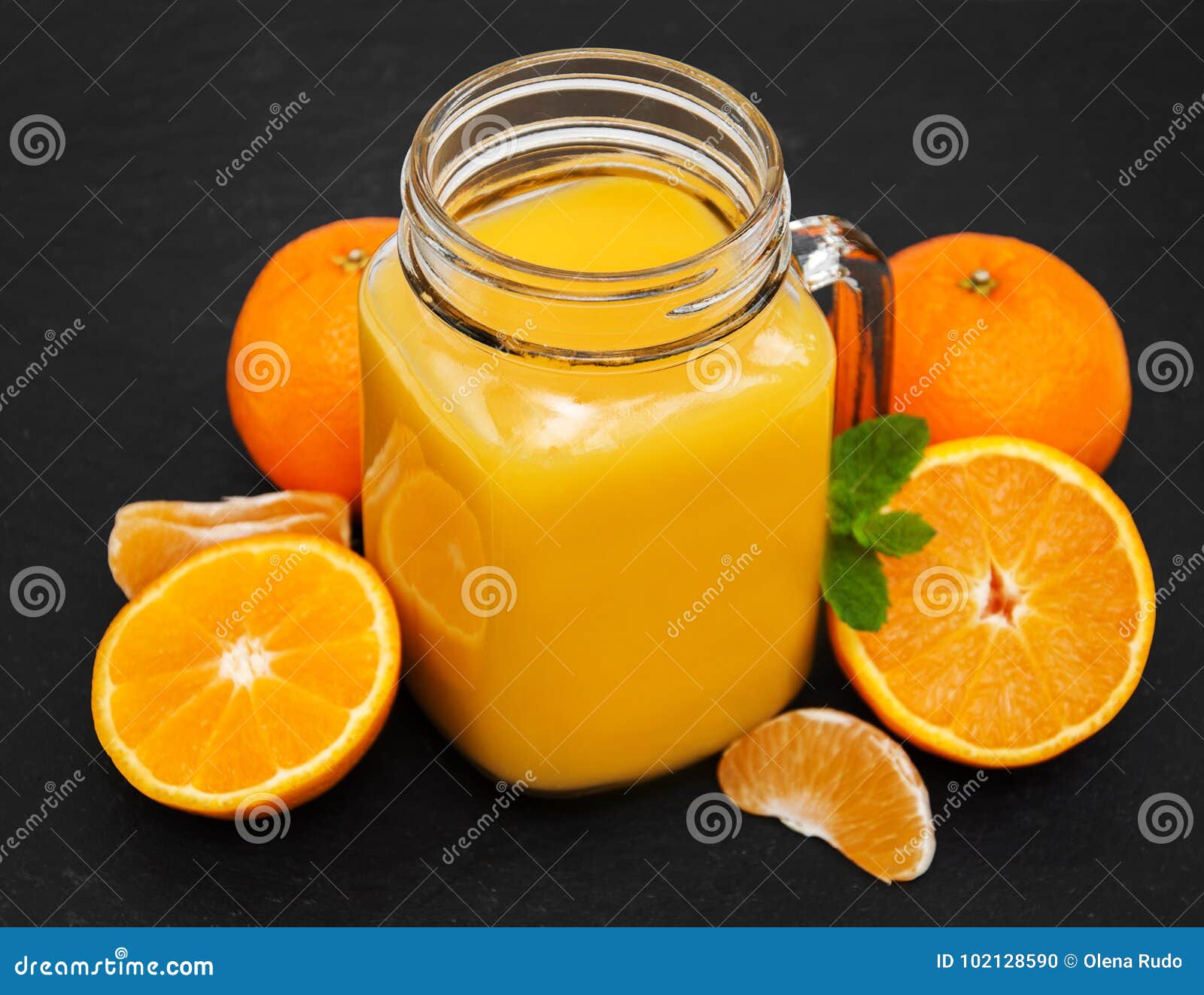 Frasco com sumo de laranja foto de stock. Imagem de limonada - 102128590
