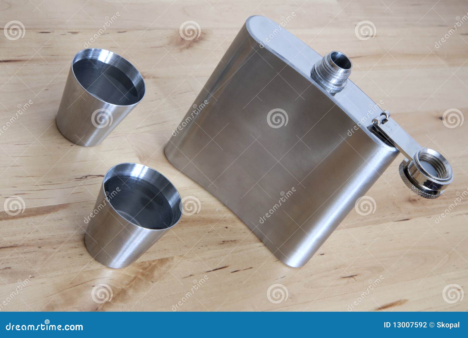 Frasco De Acero Con Alcohol Foto de archivo - Imagen de vodka, licores ...