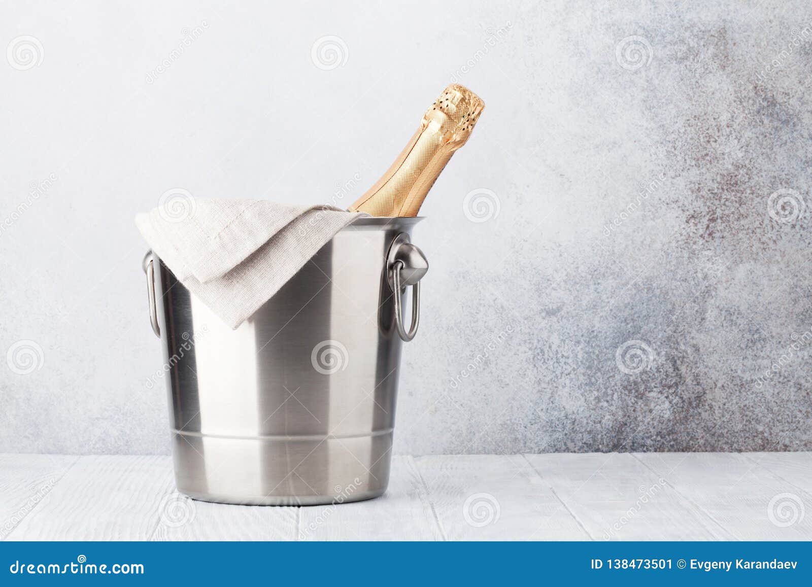 Frasco De Champagne Na Cubeta Imagem de Stock - Imagem de bruxa, barra ...