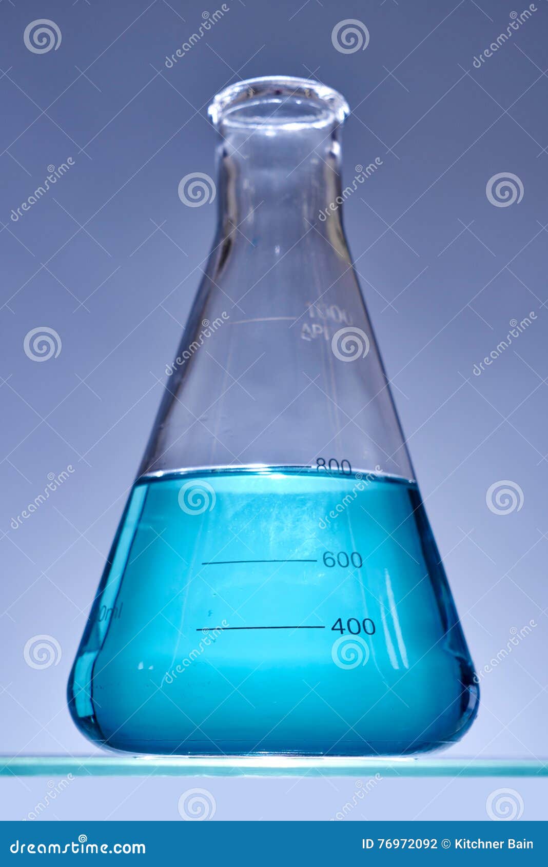 Frasco de Erlenmeyer foto de archivo. Imagen de aislado - 76972092