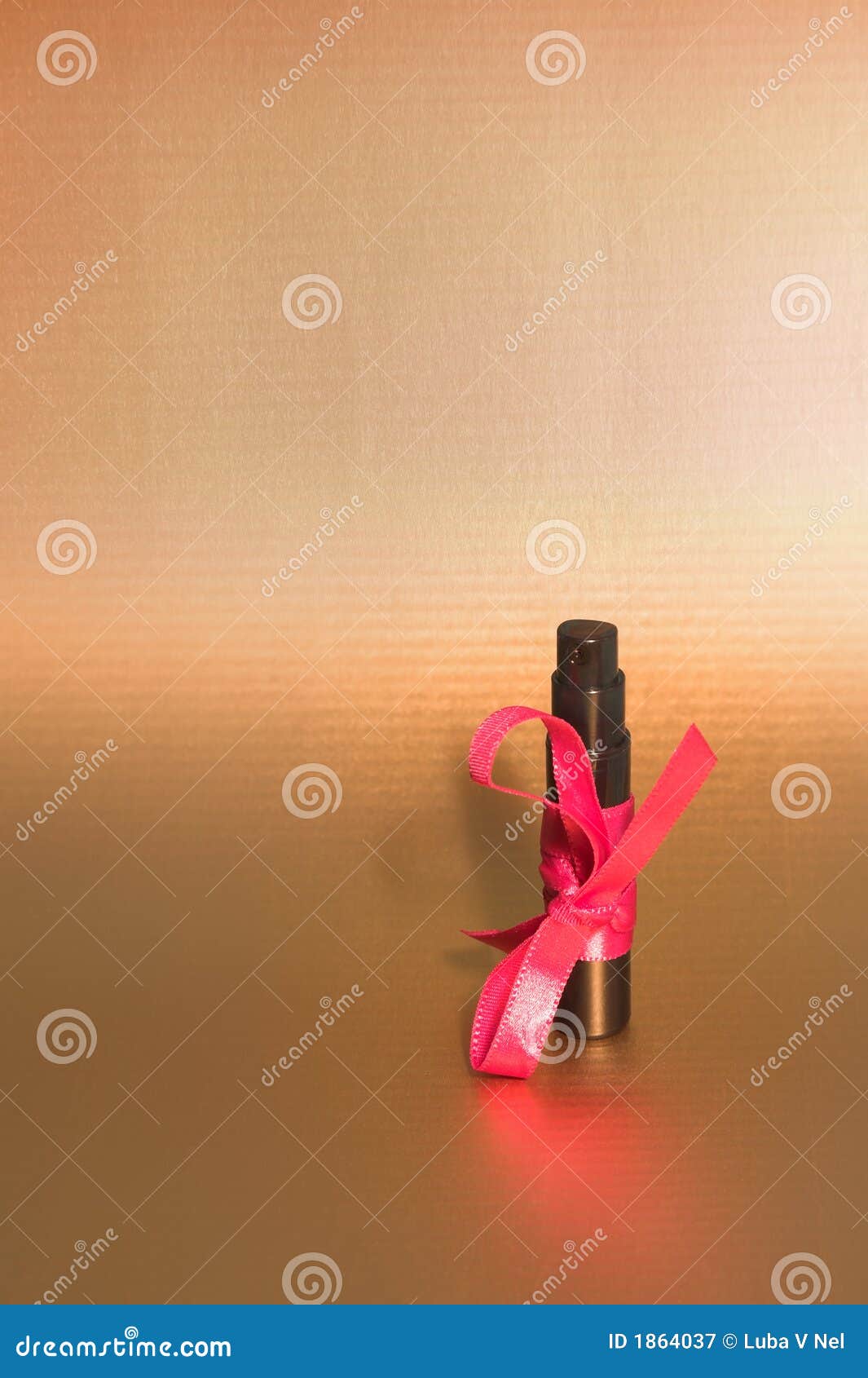 Frasco De Perfume Preto E Fita Cor-de-rosa Imagem de Stock - Imagem de ...