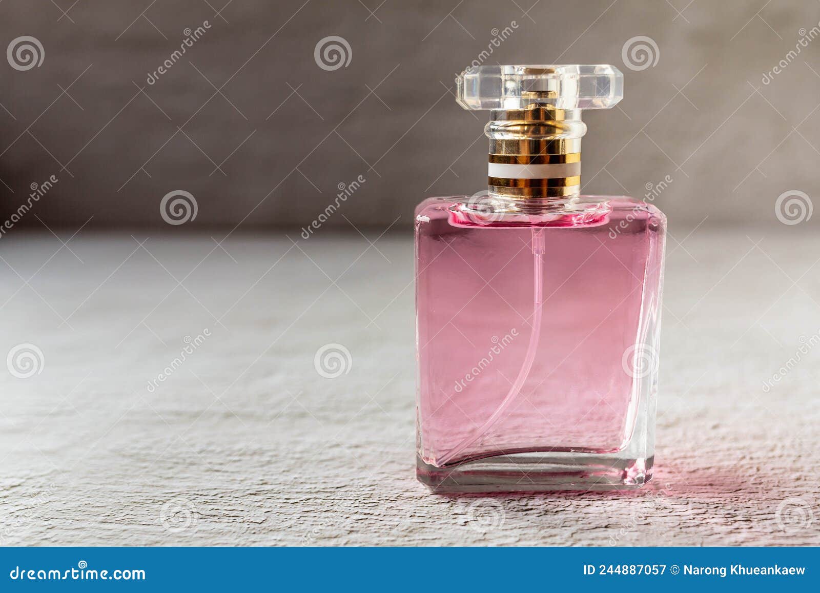 Frasco De Perfume Rosa E Perfume Rosa Imagem de Stock - Imagem de aroma ...