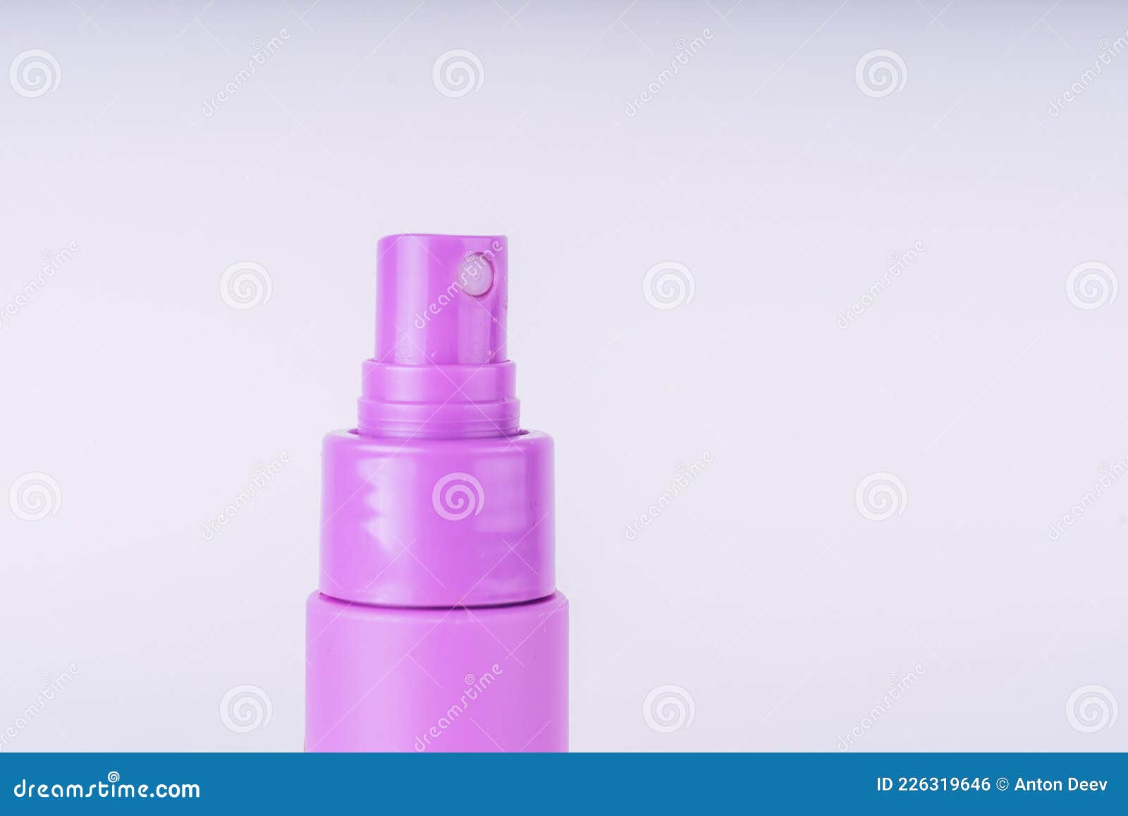 Frasco De Spray Roxo Sobre Fundo Branco Foto de Stock - Imagem de ...