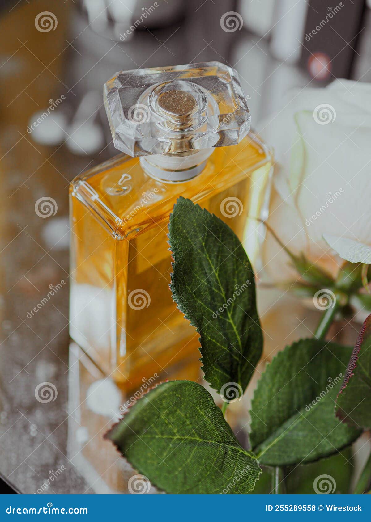 Frasco De Un Perfume Amarillo Foto de archivo - Imagen de amarillo ...