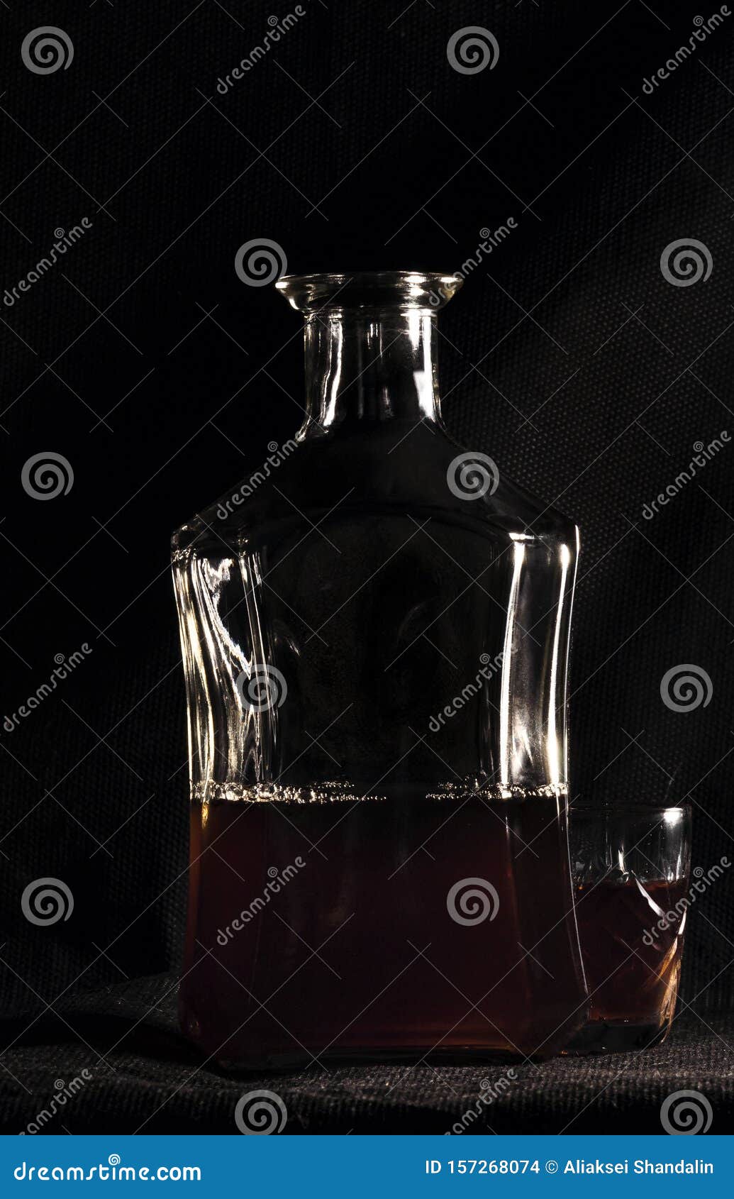 Frasco De Vidrio Con Alcohol Y Vidrio Relleno Foto de archivo - Imagen ...