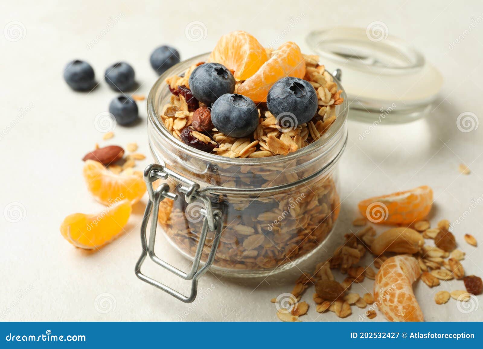 Frasco De Vidro Com Granola Saborosa Em Fundo Branco Imagem de Stock ...