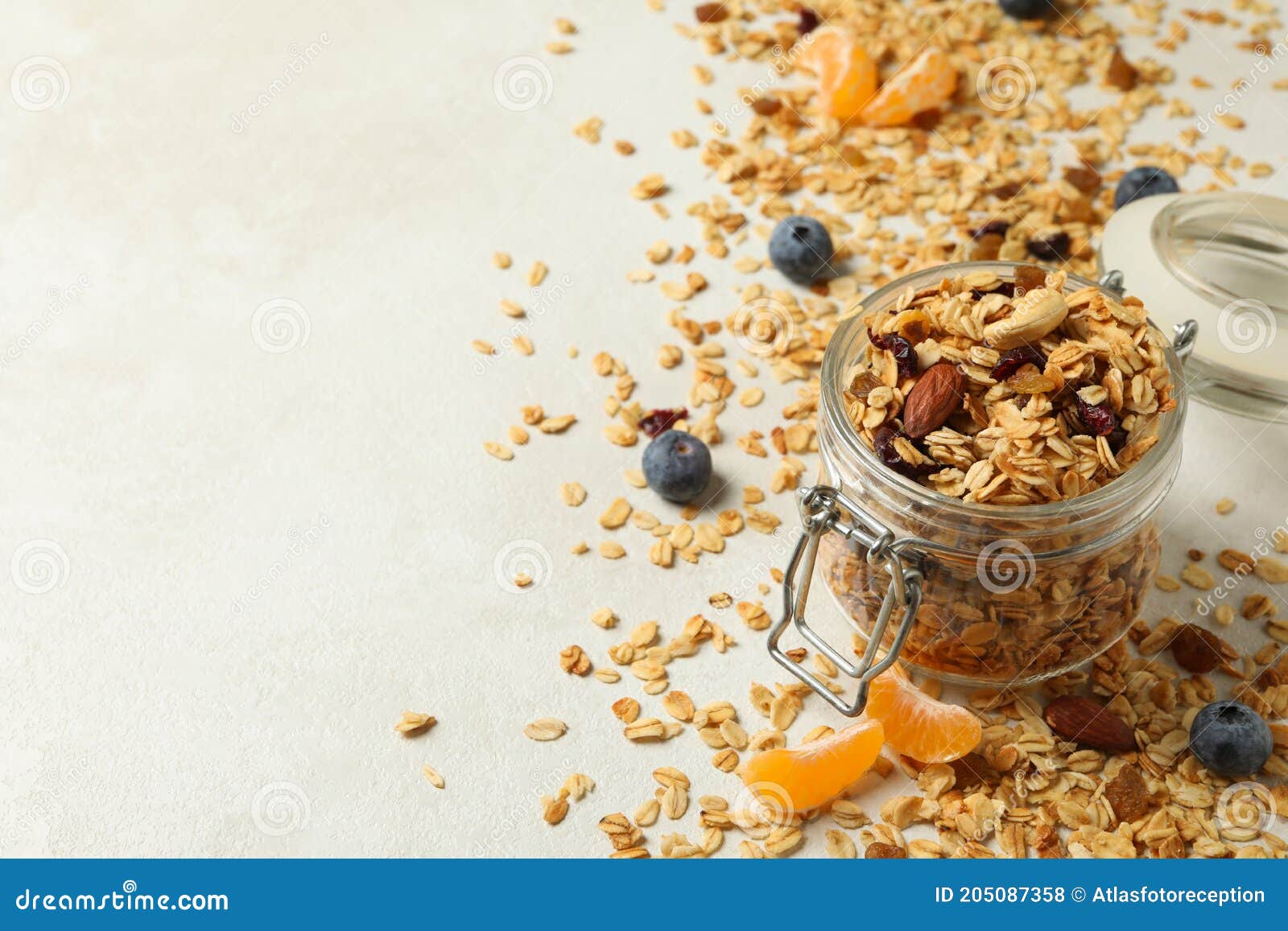 Frasco De Vidro Com Granola Saborosa Em Fundo Branco Foto de Stock ...