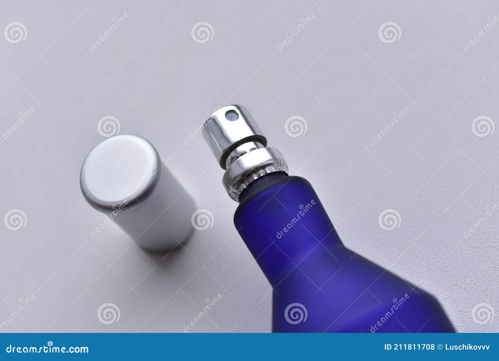 Frasco De Vidro Roxo Com Perfume Colado Sobre Fundo Branco Foto de ...