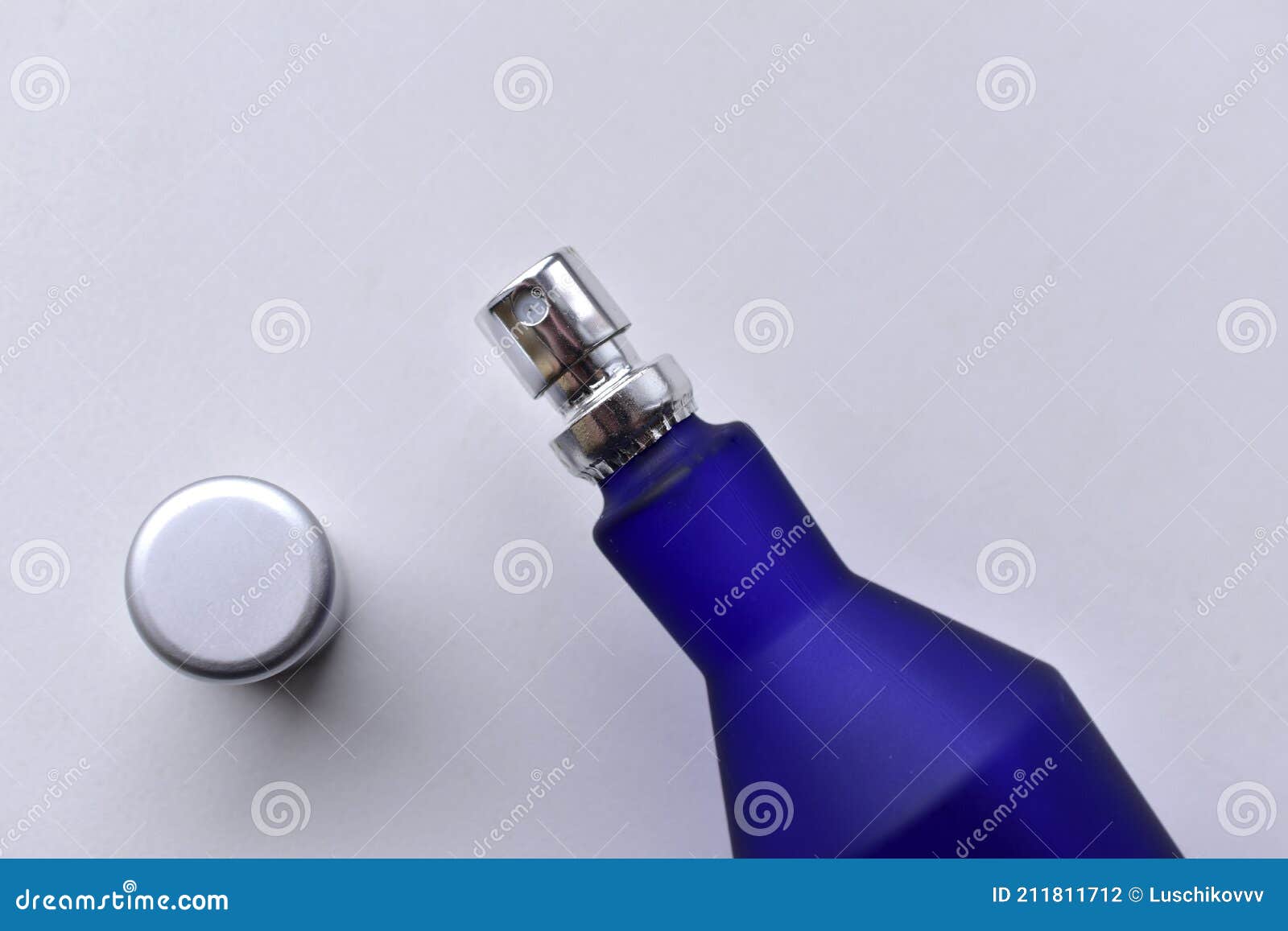 Frasco De Vidro Roxo Com Perfume Colado Sobre Fundo Branco Foto de ...